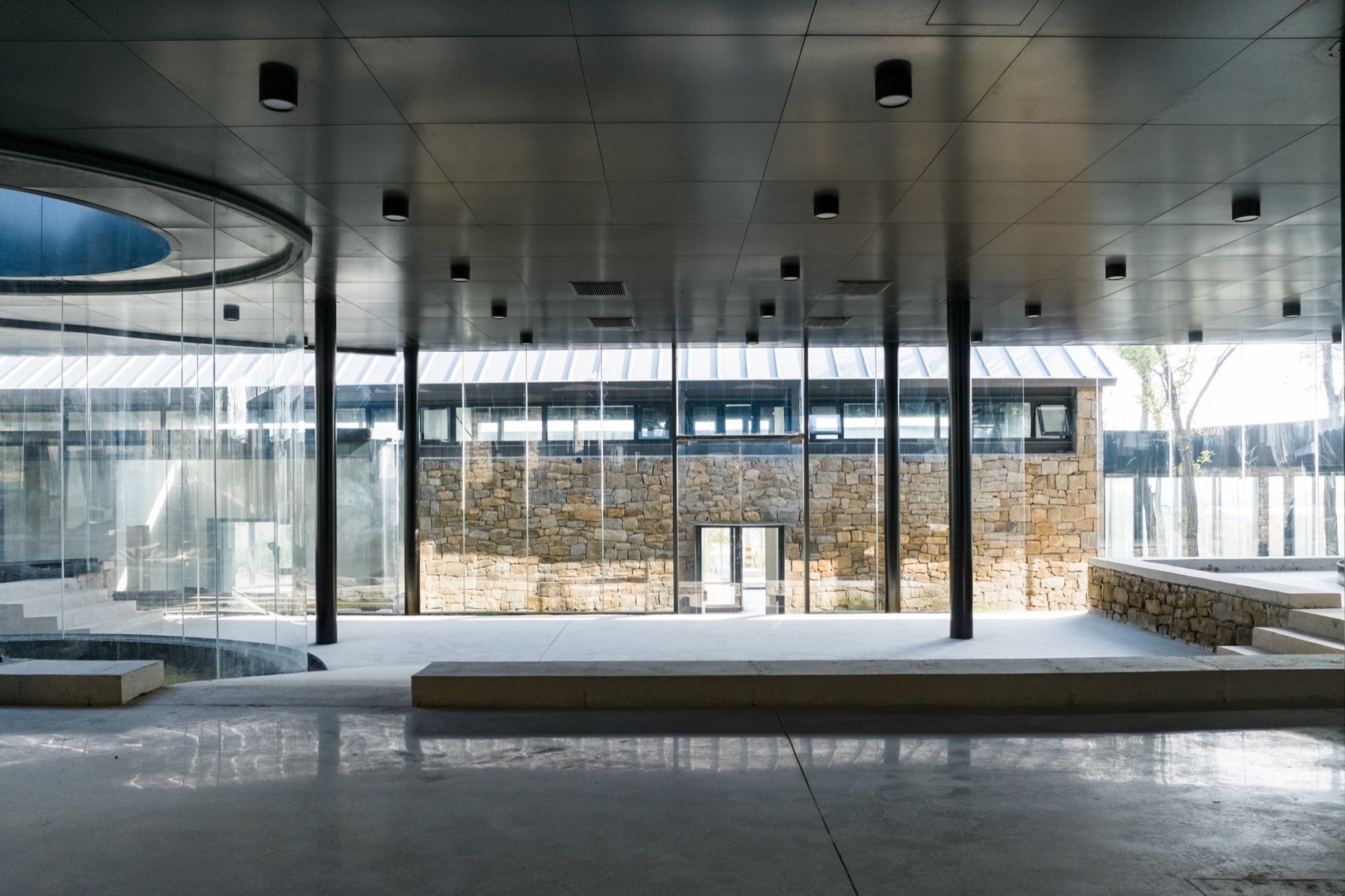 Chaoyuan Mount. village lobby by Kong Xiangwei Studio - 谷德设计网