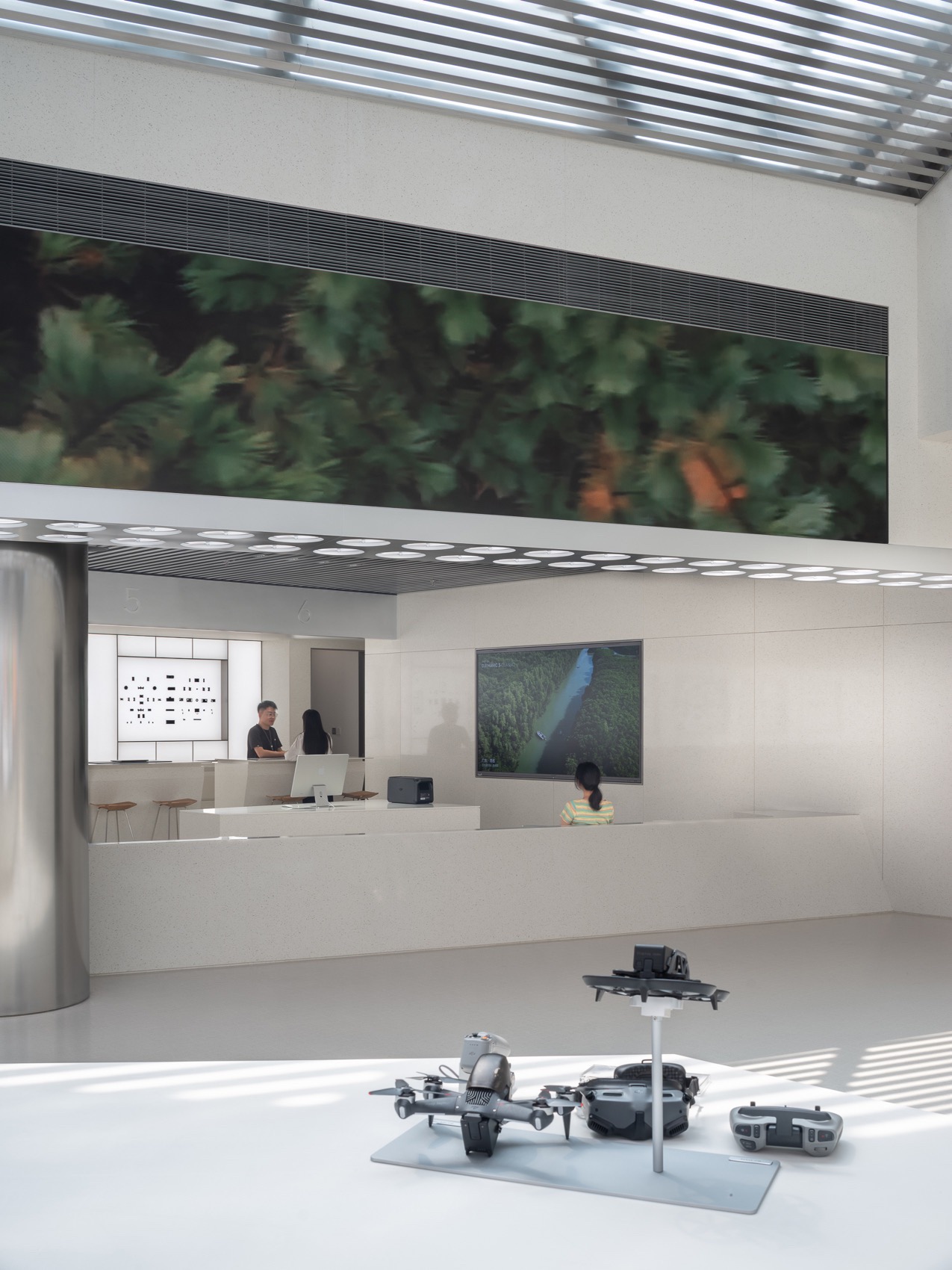 DJI Flagship Store by Various Associates - 谷德设计网
