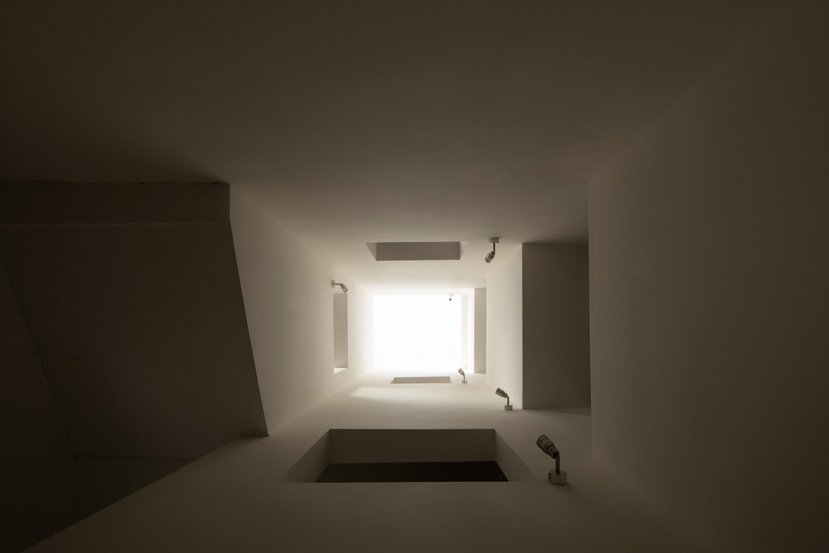 House between the walls by Archstay Architects（XAUAT） - 谷德设计网