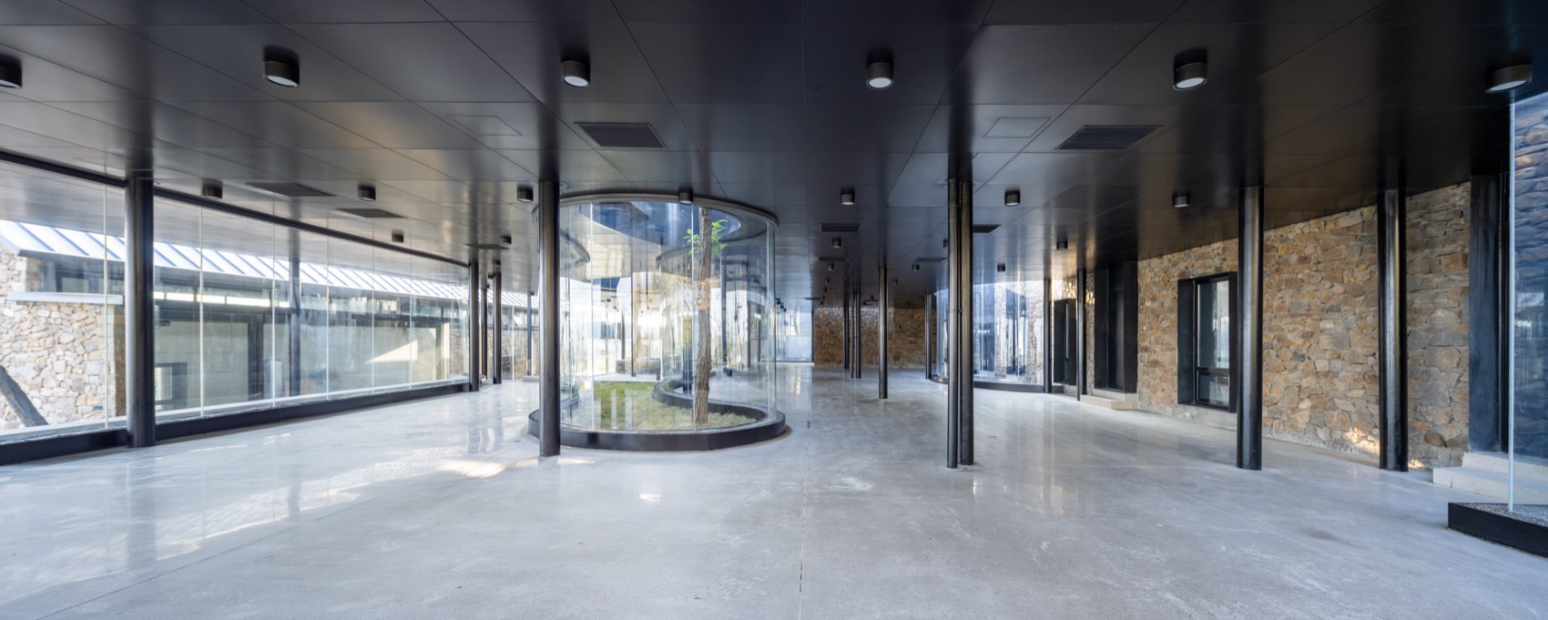 Chaoyuan Mount. village lobby by Kong Xiangwei Studio - 谷德设计网