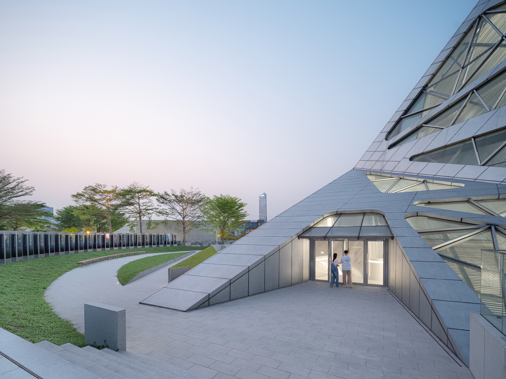 DJI Flagship Store by Various Associates - 谷德设计网