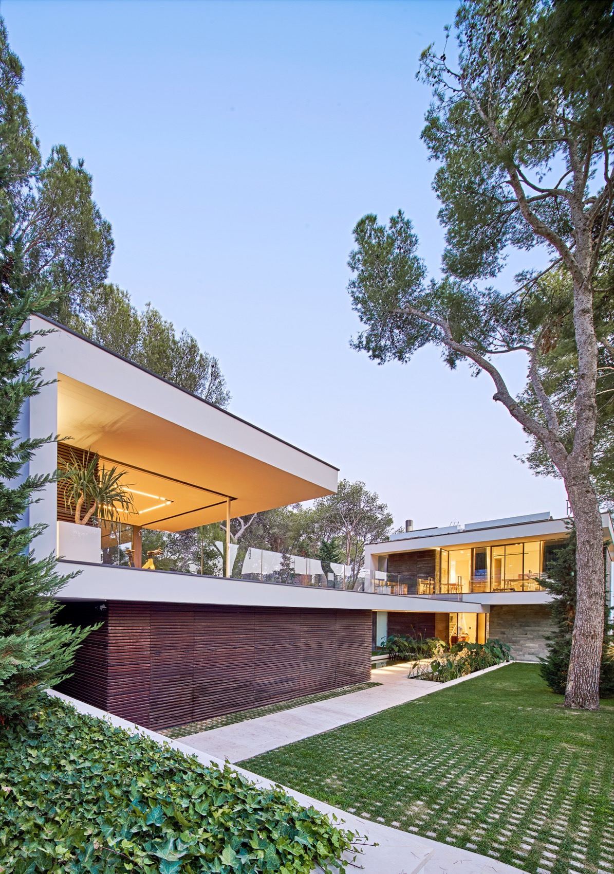 Modern Architecture Lives Well in Singular Settings by SWATT + PARTNERS ...