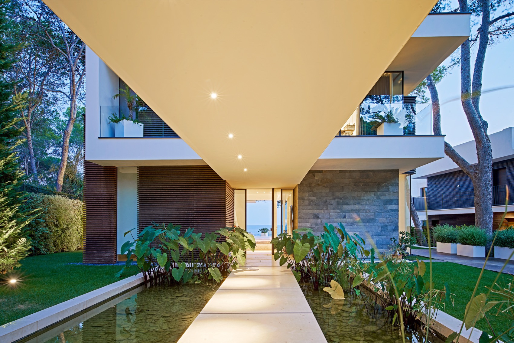 Modern Architecture Lives Well in Singular Settings by SWATT + PARTNERS ...