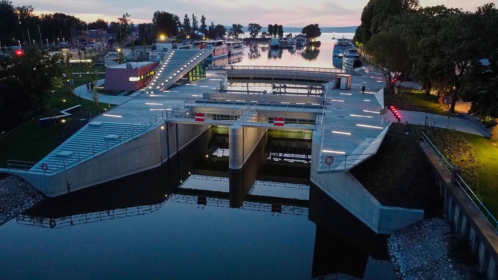The Siófok Water Lock Reconstruction Project by Térhálózat - 谷德设计网