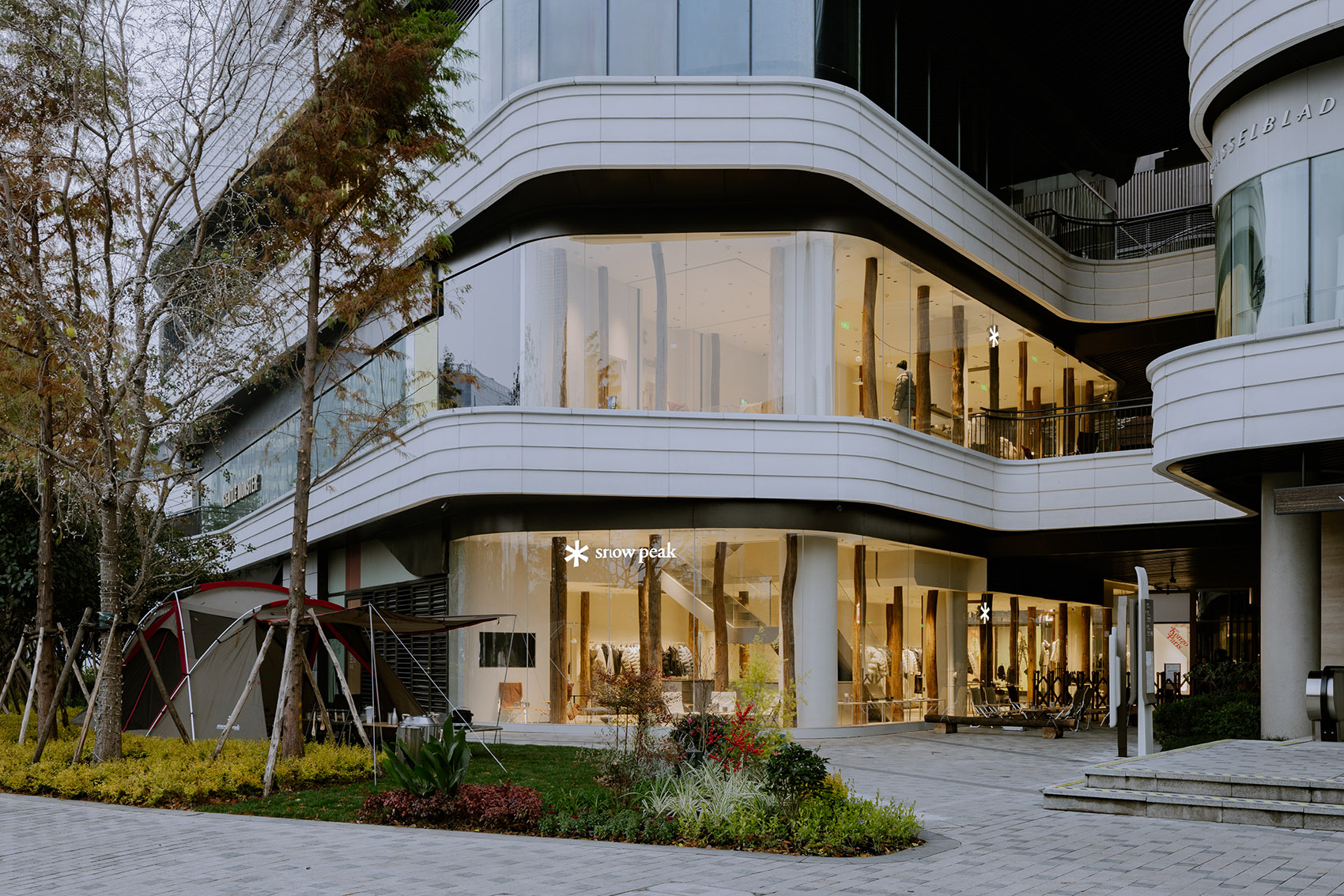 Snow Peak TaiKoo Li Qian Tan Store by kooo architects - 谷德设计网