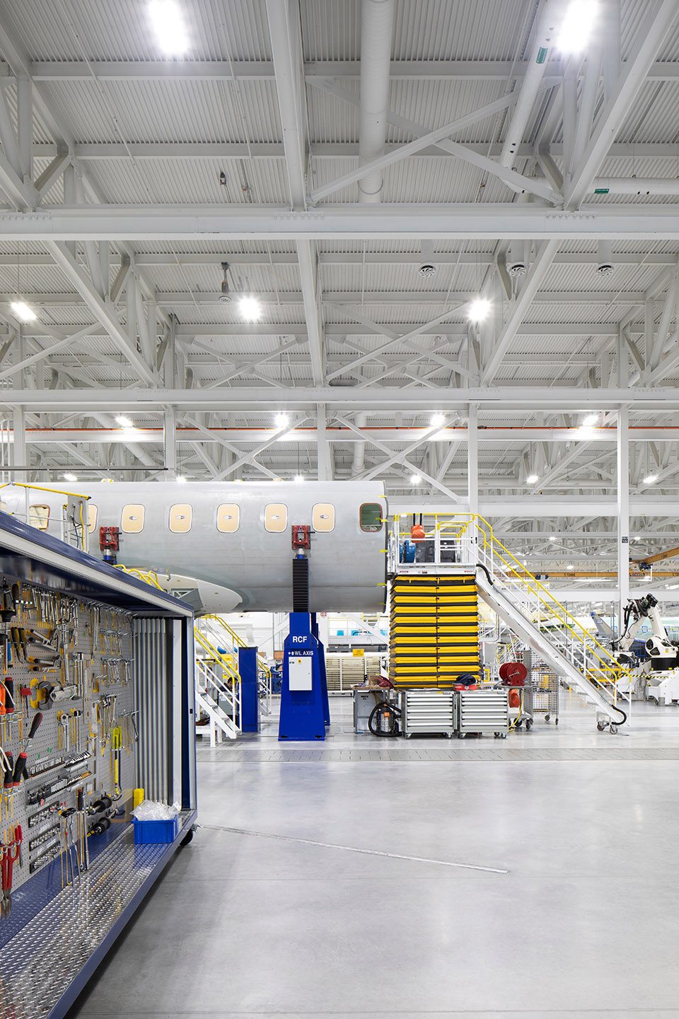 Bombardier Aircraft Assembly Centre by NEUF architect(e)s - 谷德设计网