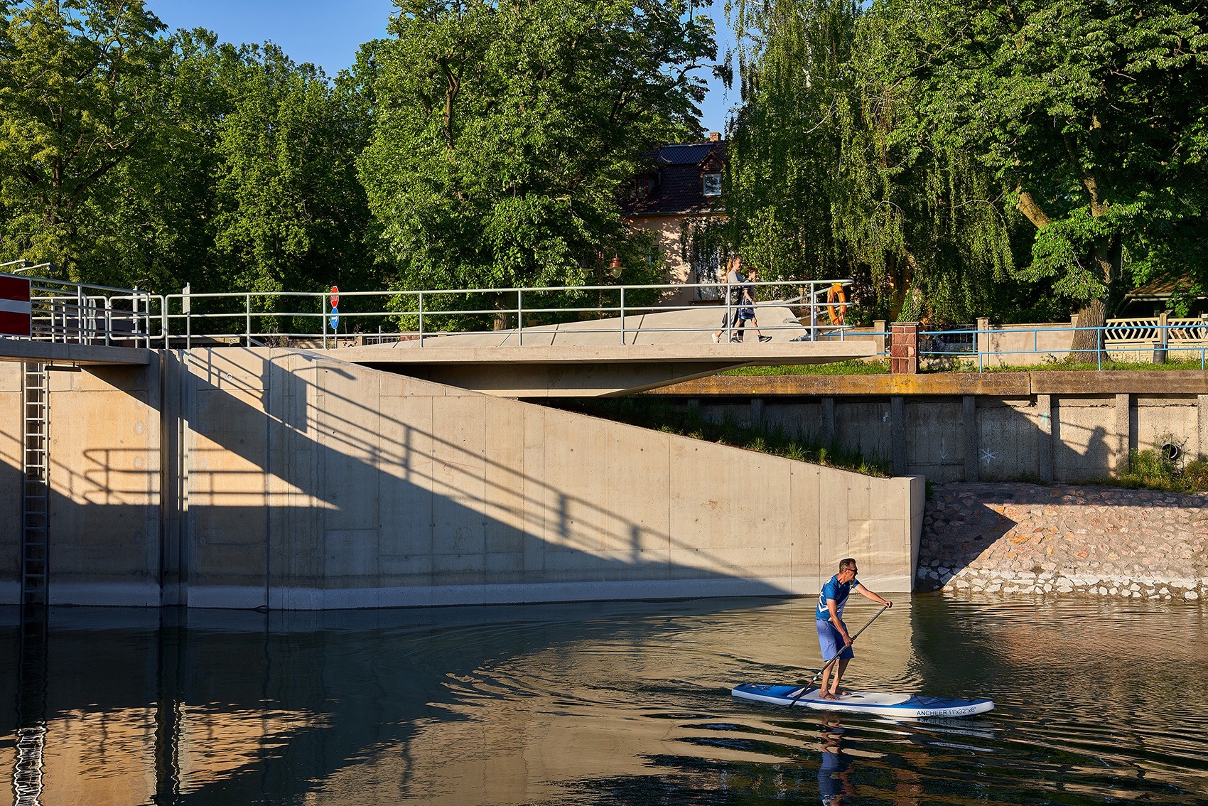 The Siófok Water Lock Reconstruction Project by Térhálózat - 谷德设计网