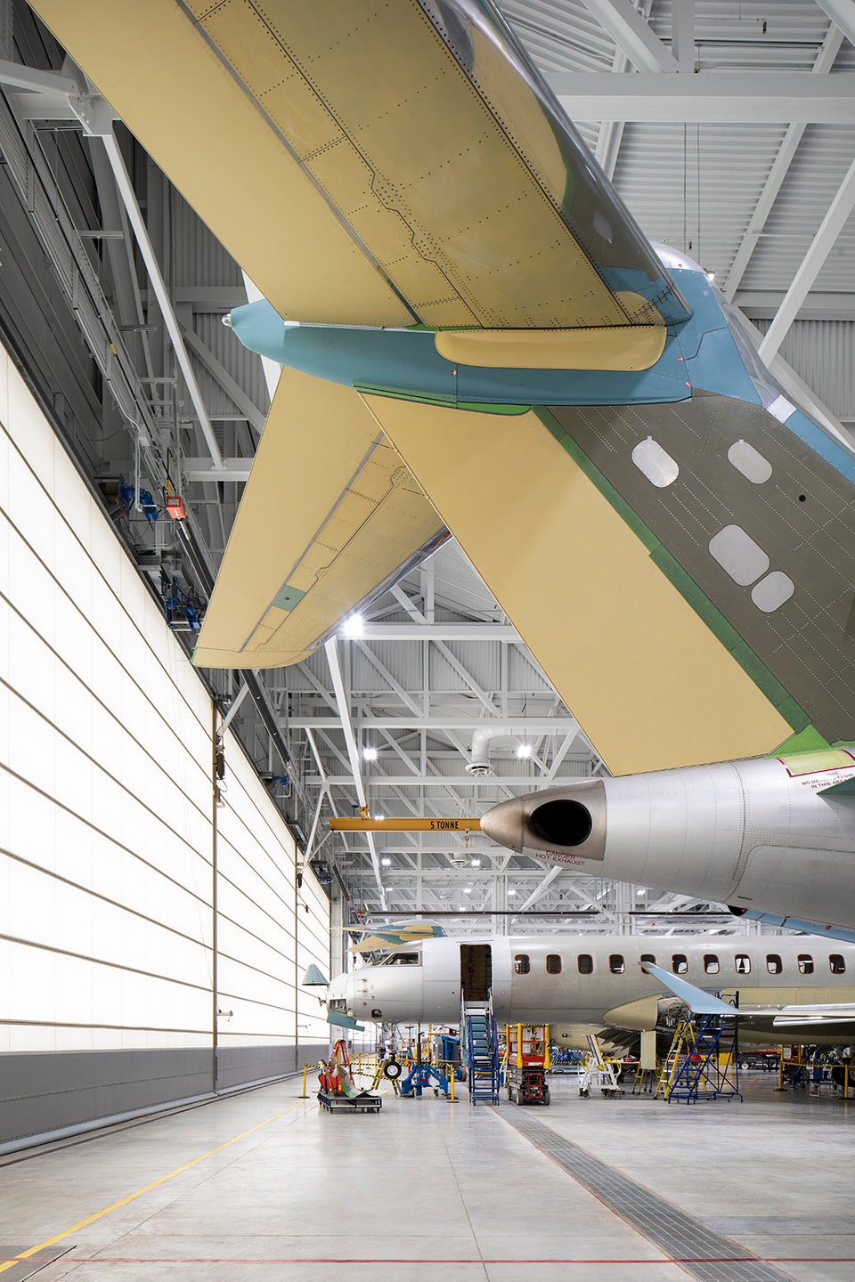 Bombardier Aircraft Assembly Centre by NEUF architect(e)s - 谷德设计网