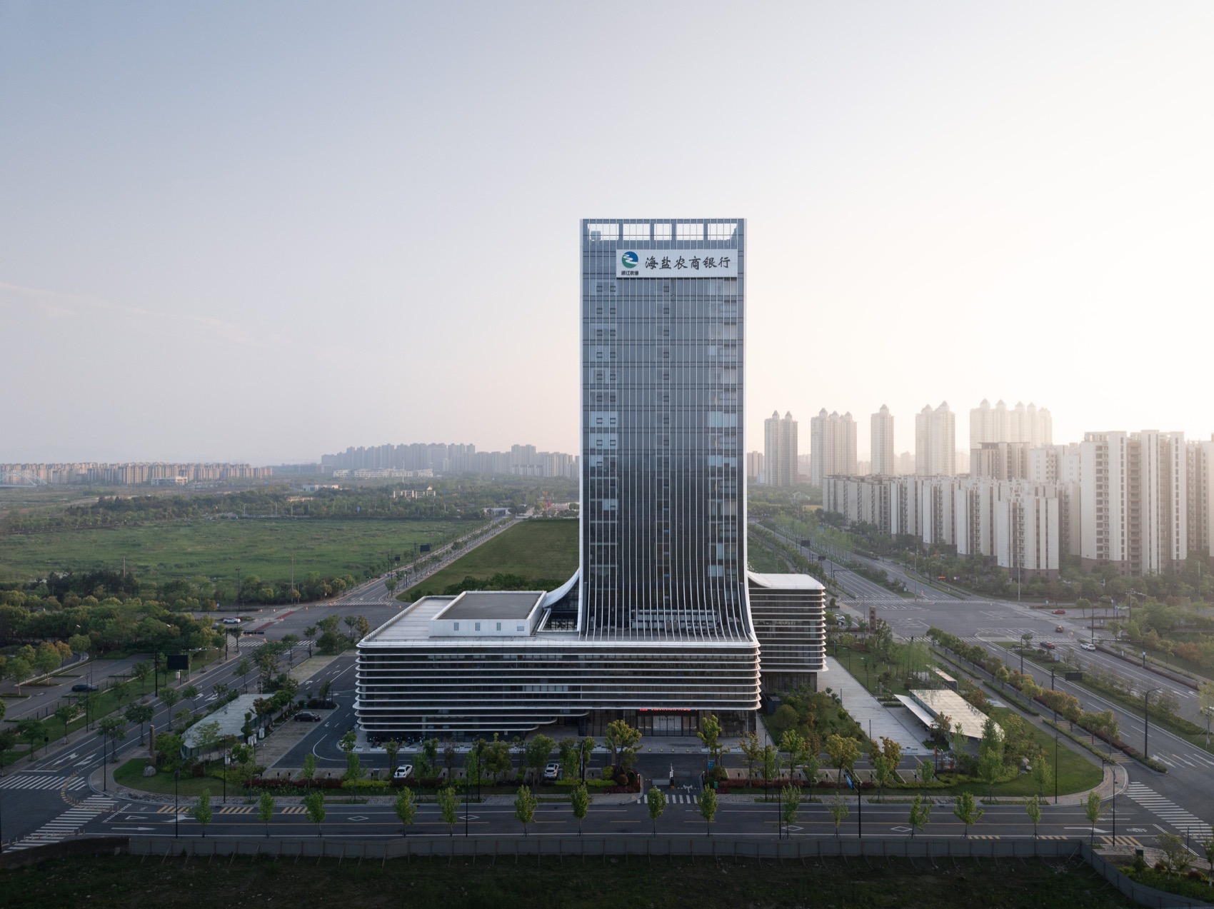 Haiyan Rural Commercial Bank Head Office Building by UAD - 谷德设计网