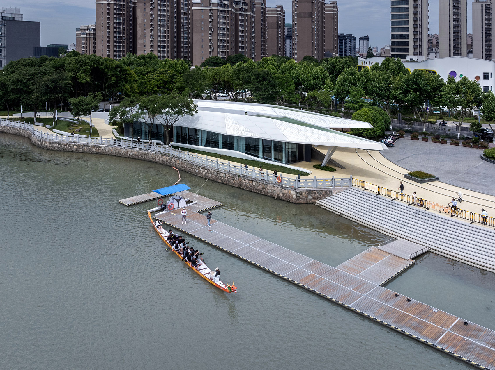 The Rowing club at the Beidong Lake of Pinghu City by CCTN Design - 谷德设计网