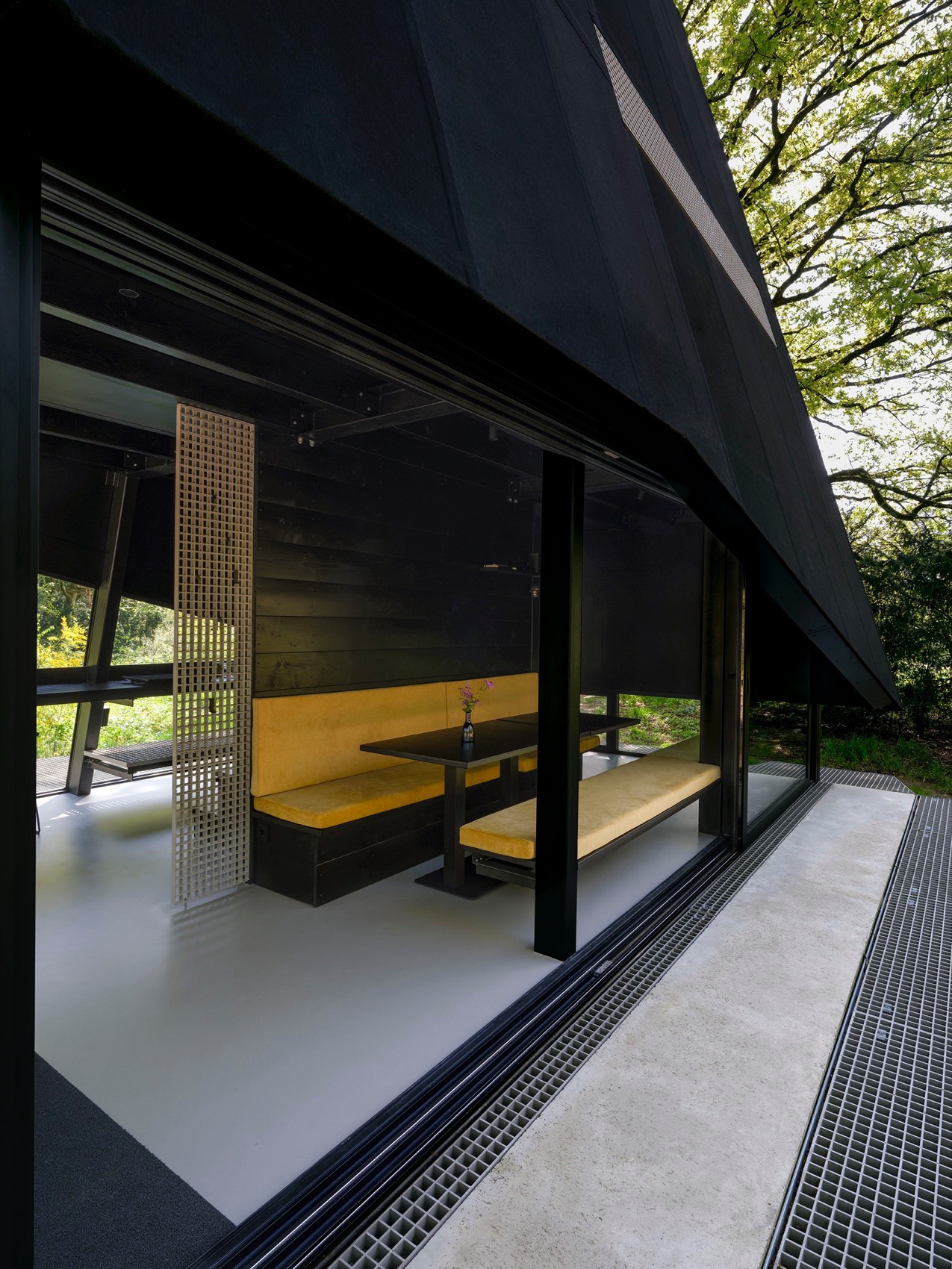 Retreat “Stay Under the Radar” by Sander van Schaik - 谷德设计网