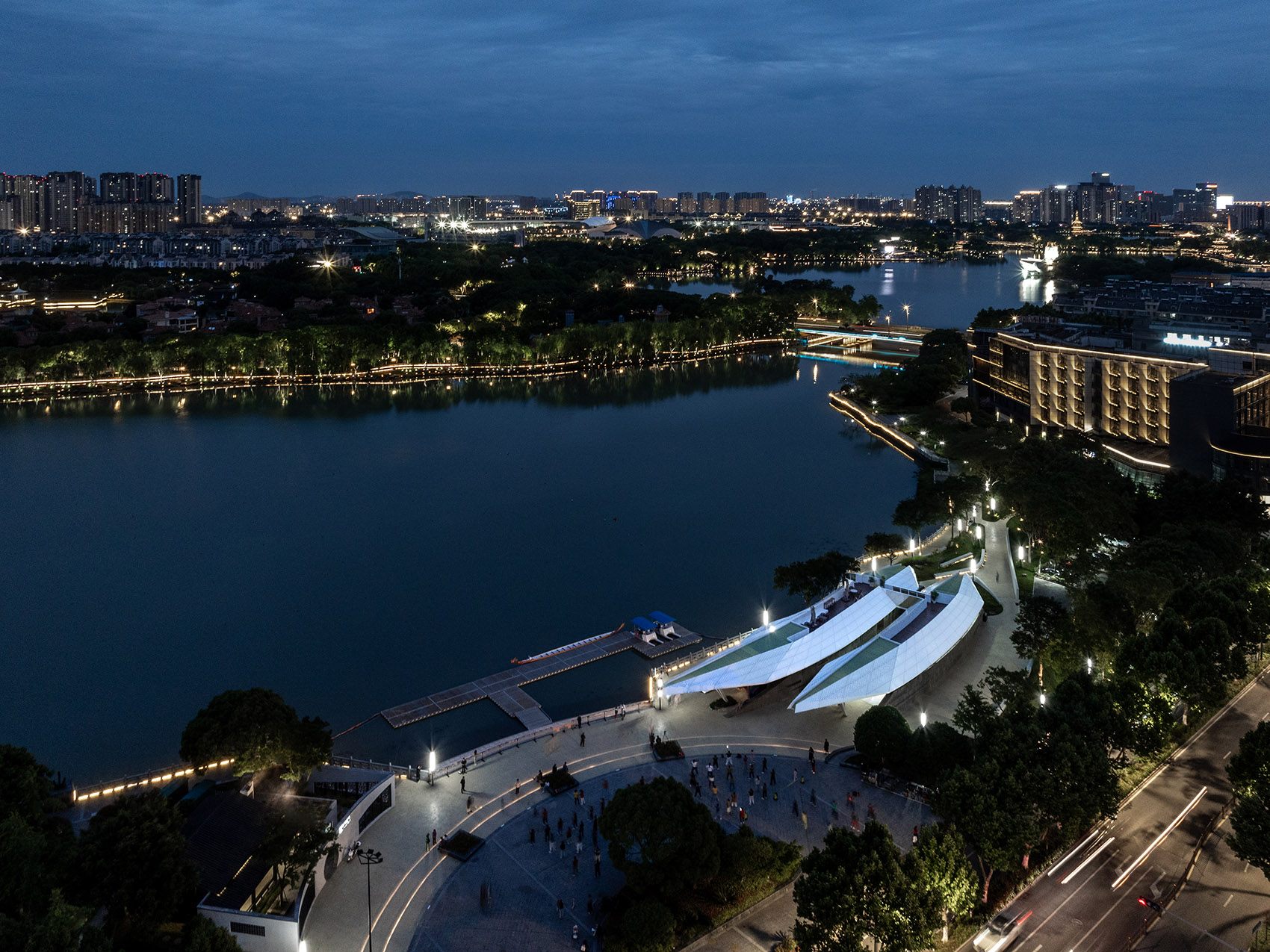 The Rowing club at the Beidong Lake of Pinghu City by CCTN Design - 谷德设计网