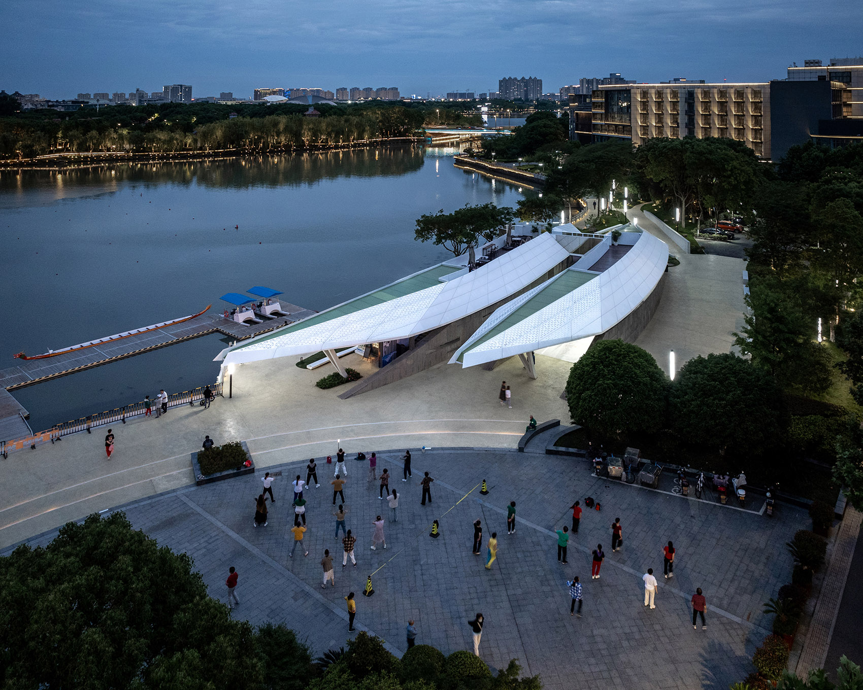 The Rowing club at the Beidong Lake of Pinghu City by CCTN Design - 谷德设计网