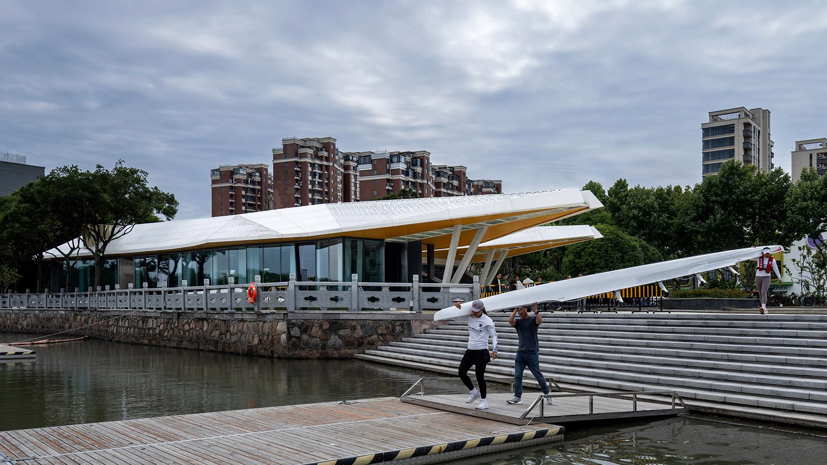 The Rowing club at the Beidong Lake of Pinghu City by CCTN Design - 谷德设计网