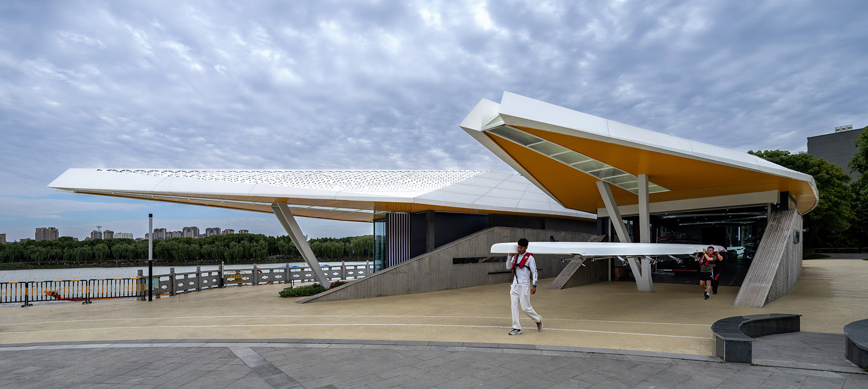 The Rowing club at the Beidong Lake of Pinghu City by CCTN Design - 谷德设计网