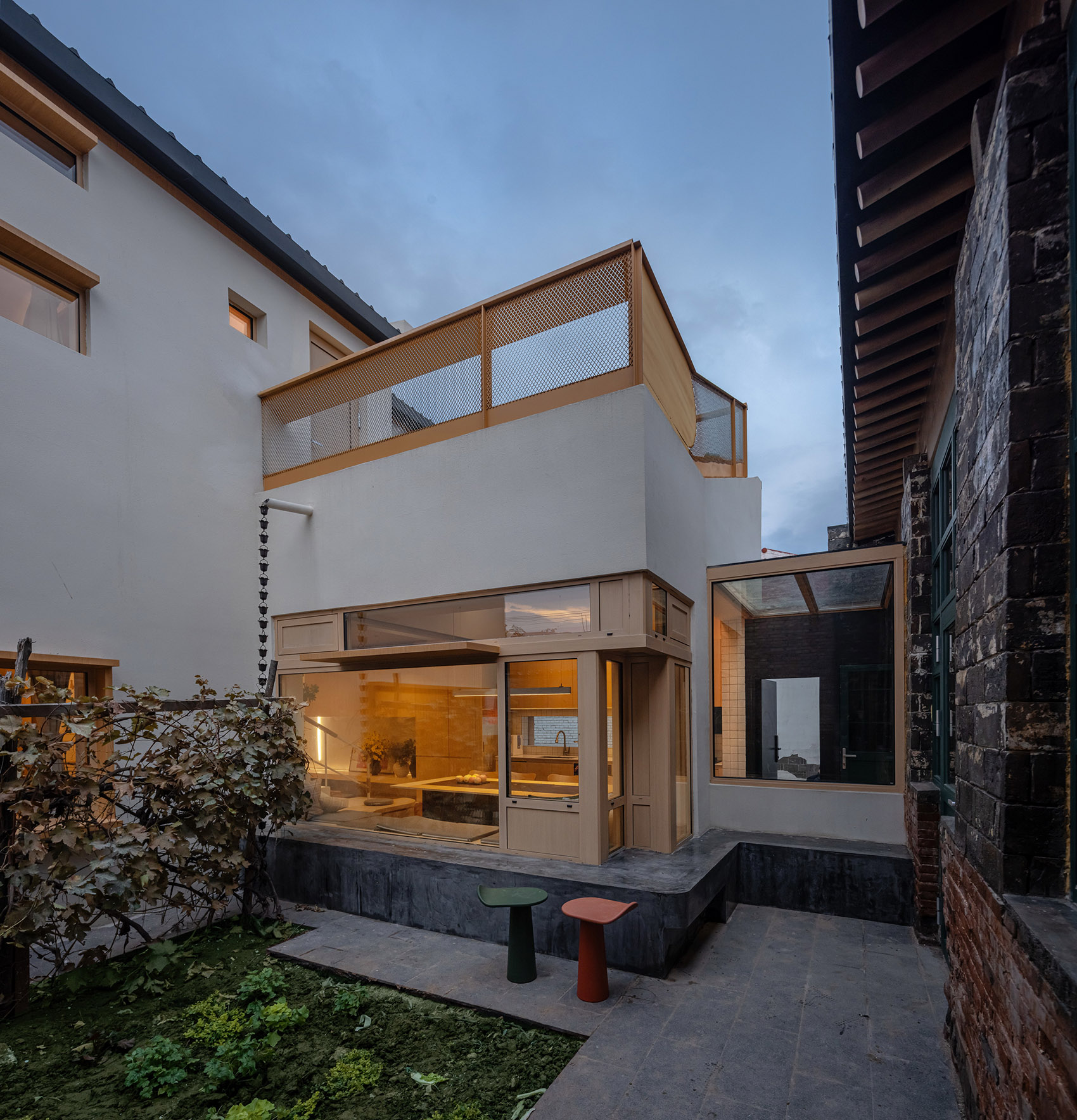 Warm studio home by Shanghai Jiao Tong University Oumoumou studio - 谷德设计网