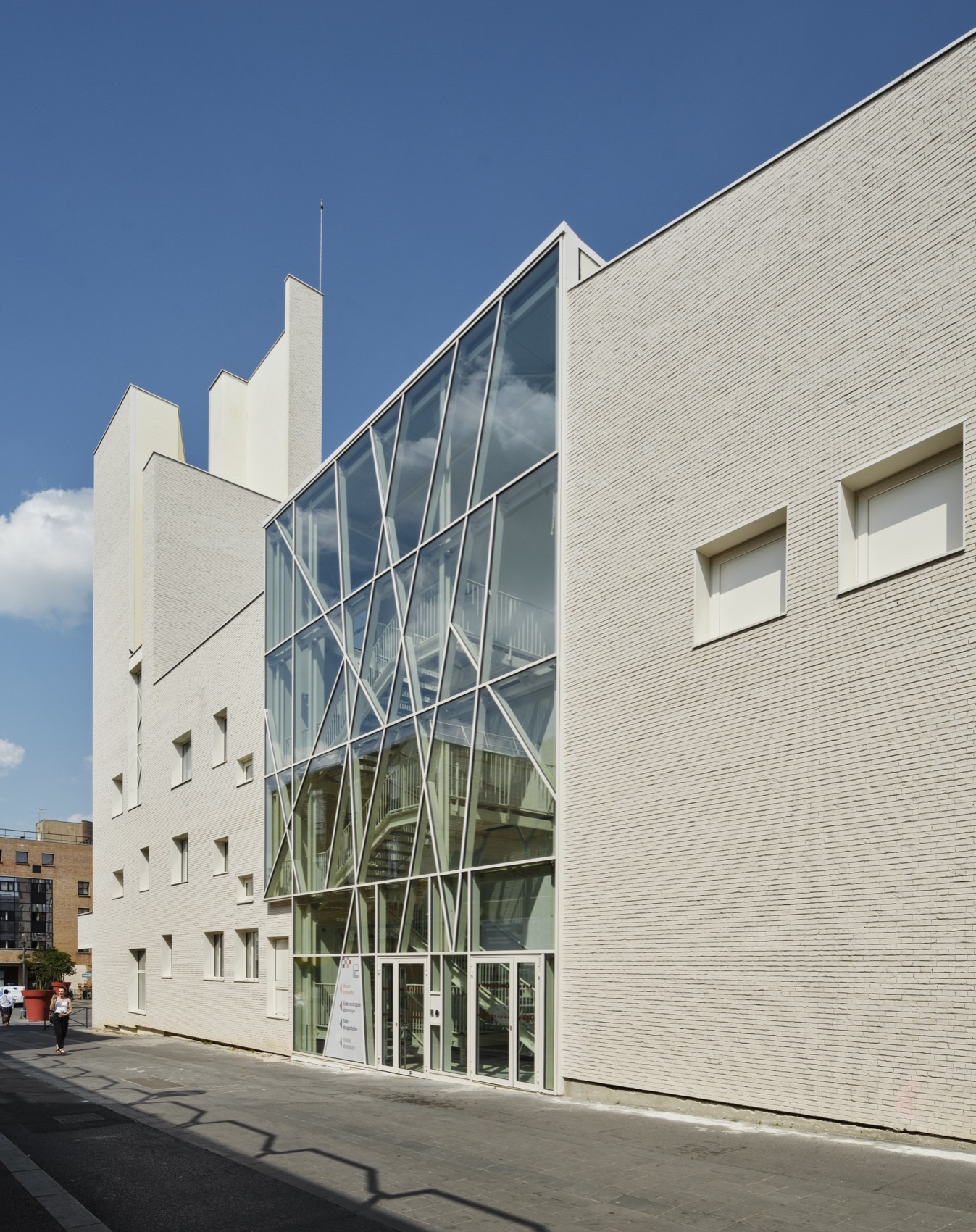 Cultural Center, Cergy-Pontoise by Jean-Pierre Lott - 谷德设计网