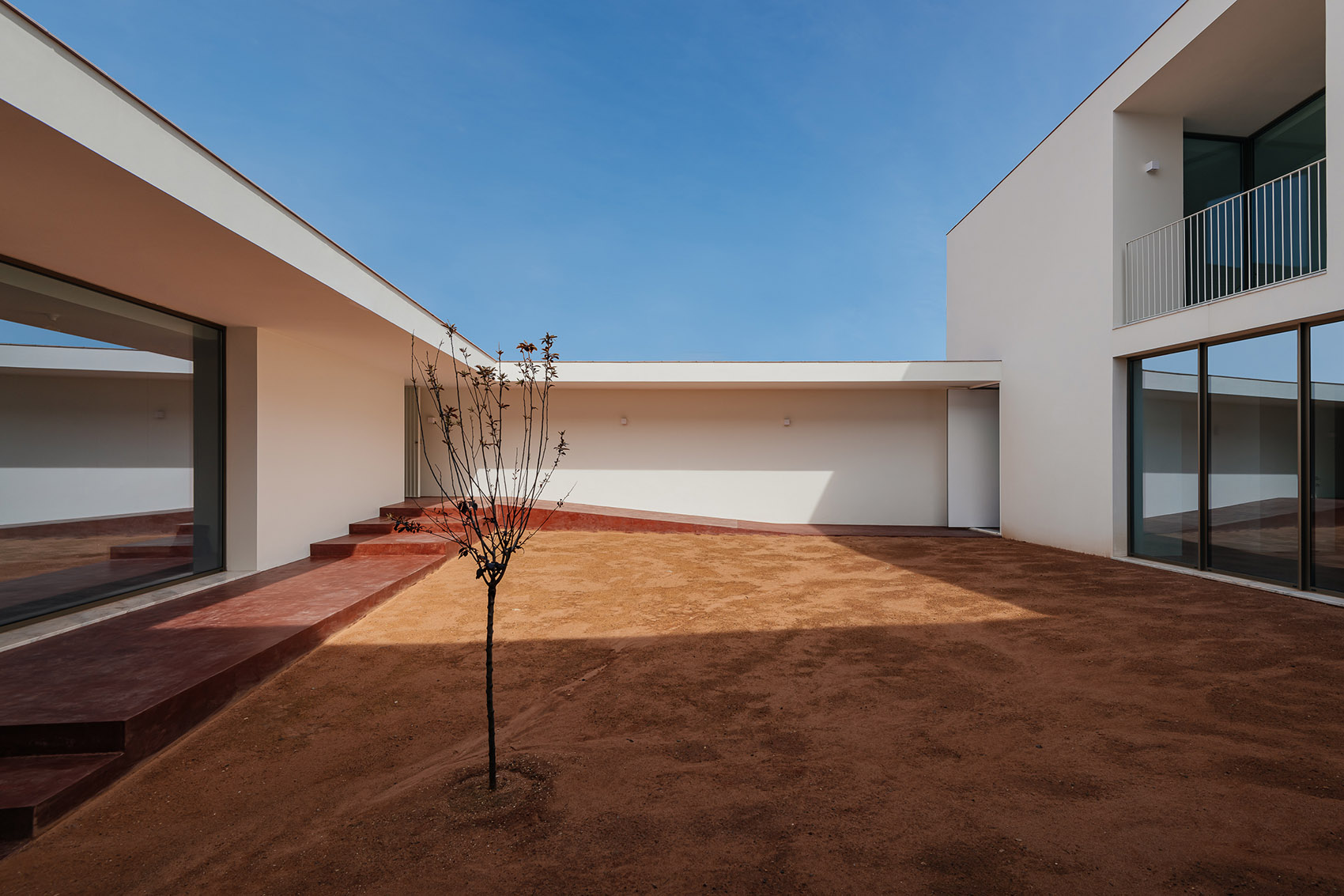 Patio IV House by Volume Architecture Lisbon Studio - 谷德设计网