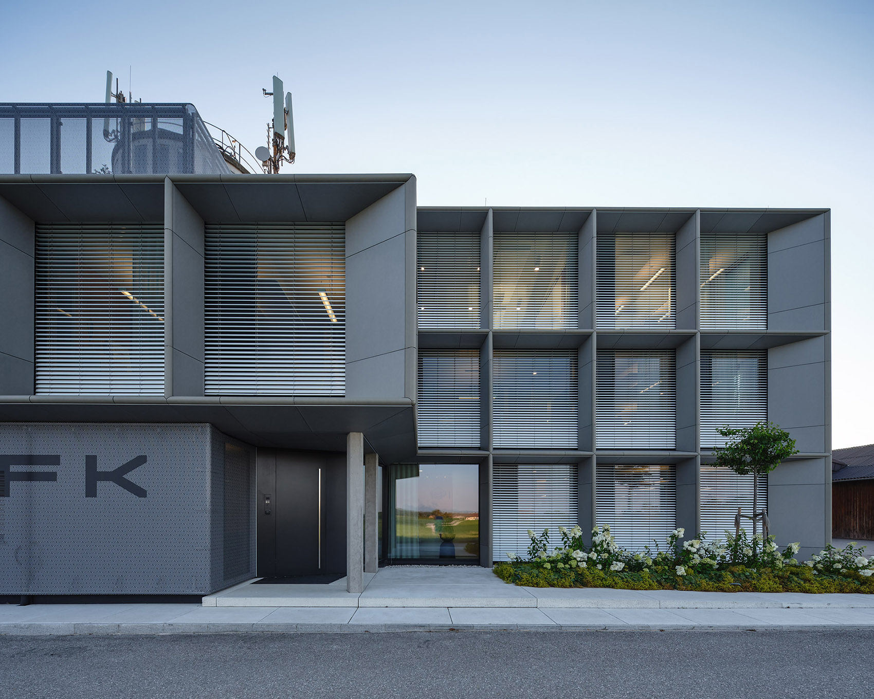 OFFICE SFK by heri&salli - 谷德设计网