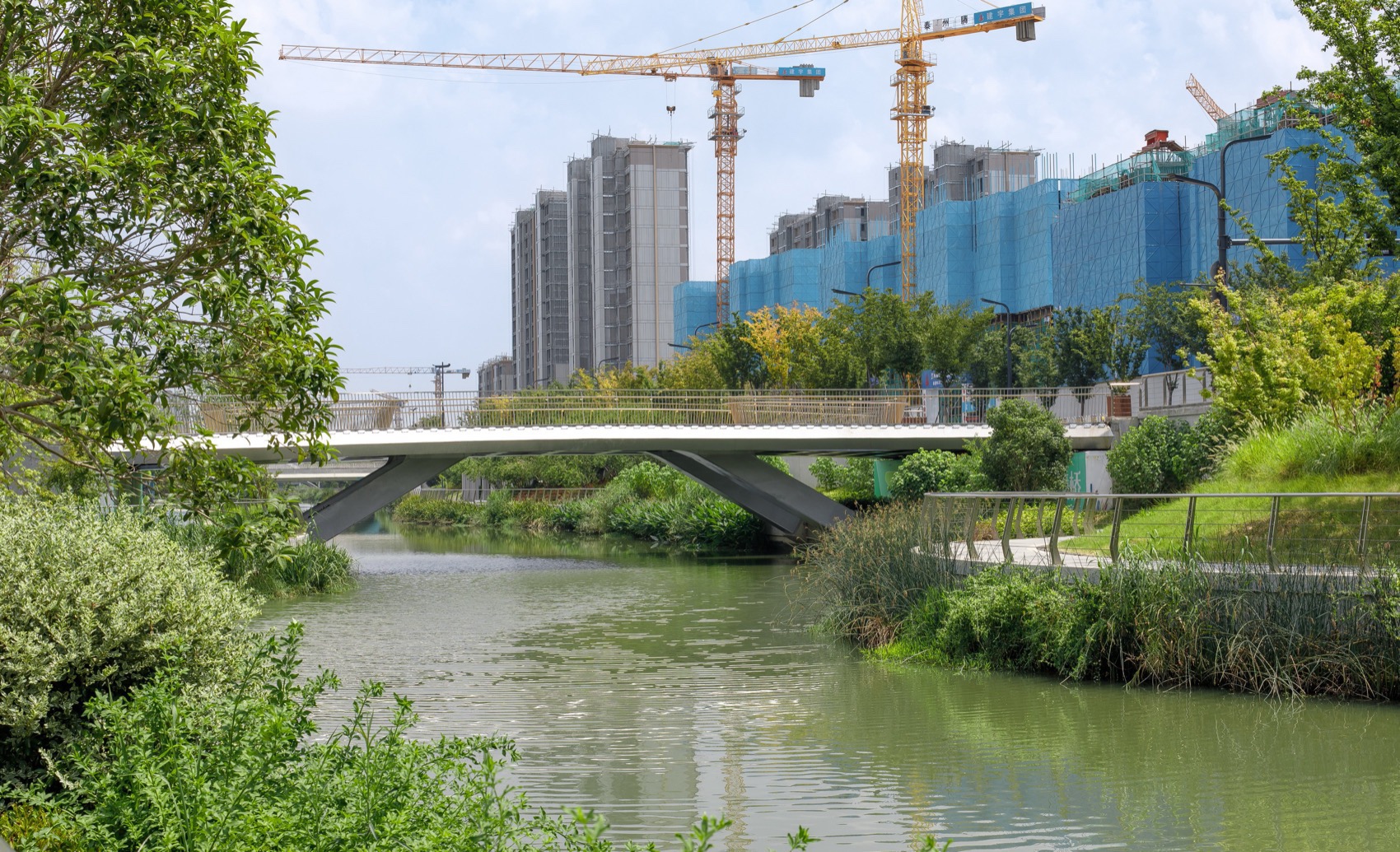 Pedestrian and vehicular bridges for Nanjing’s Nanbu New Town by NAN ...