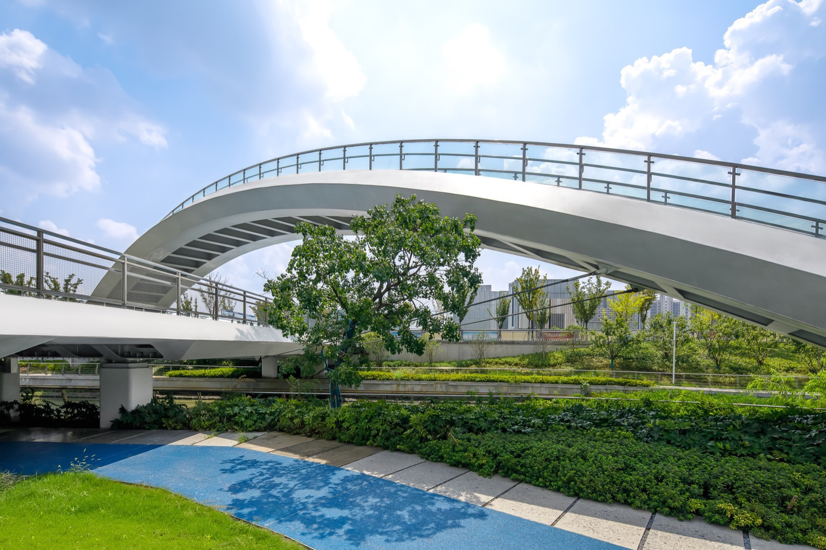 Pedestrian and vehicular bridges for Nanjing’s Nanbu New Town by NAN Architects + AND Office - 谷德设计网