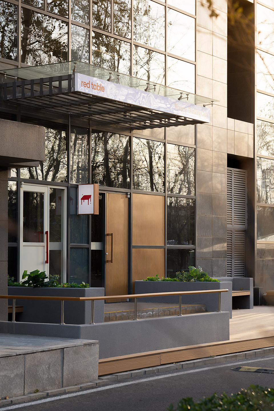 Redtable Family Diner by dangtustudio - 谷德设计网