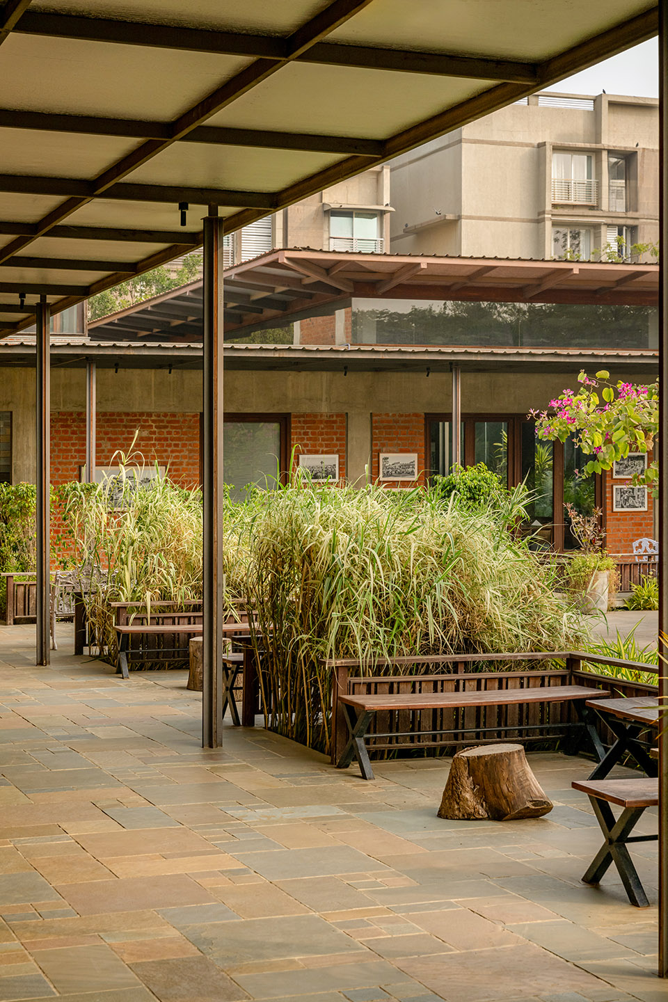 Under The Neem Tree restaurant by Hiren Patel Architects - 谷德设计网