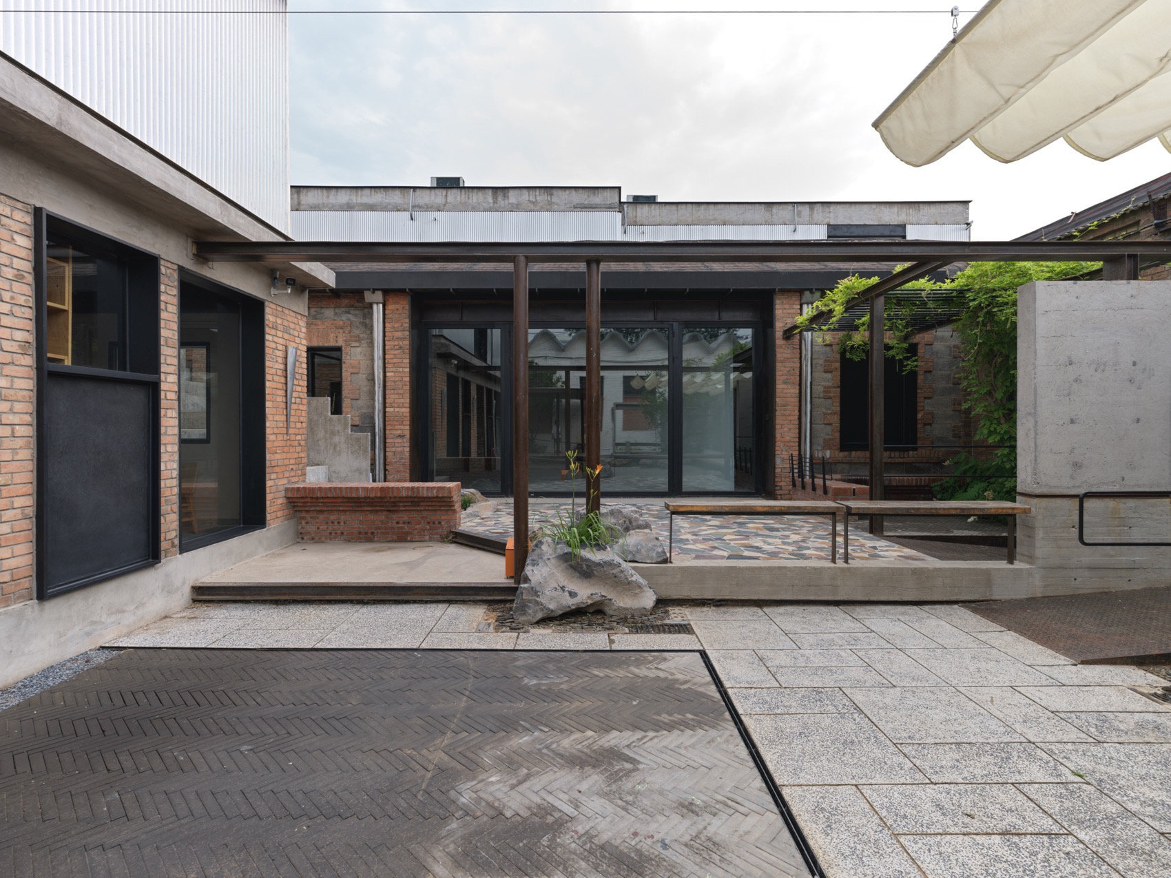 Concrete-Screen Courtyard of Wind H Art Center 751 (Phase 2 & Phase 3 ...