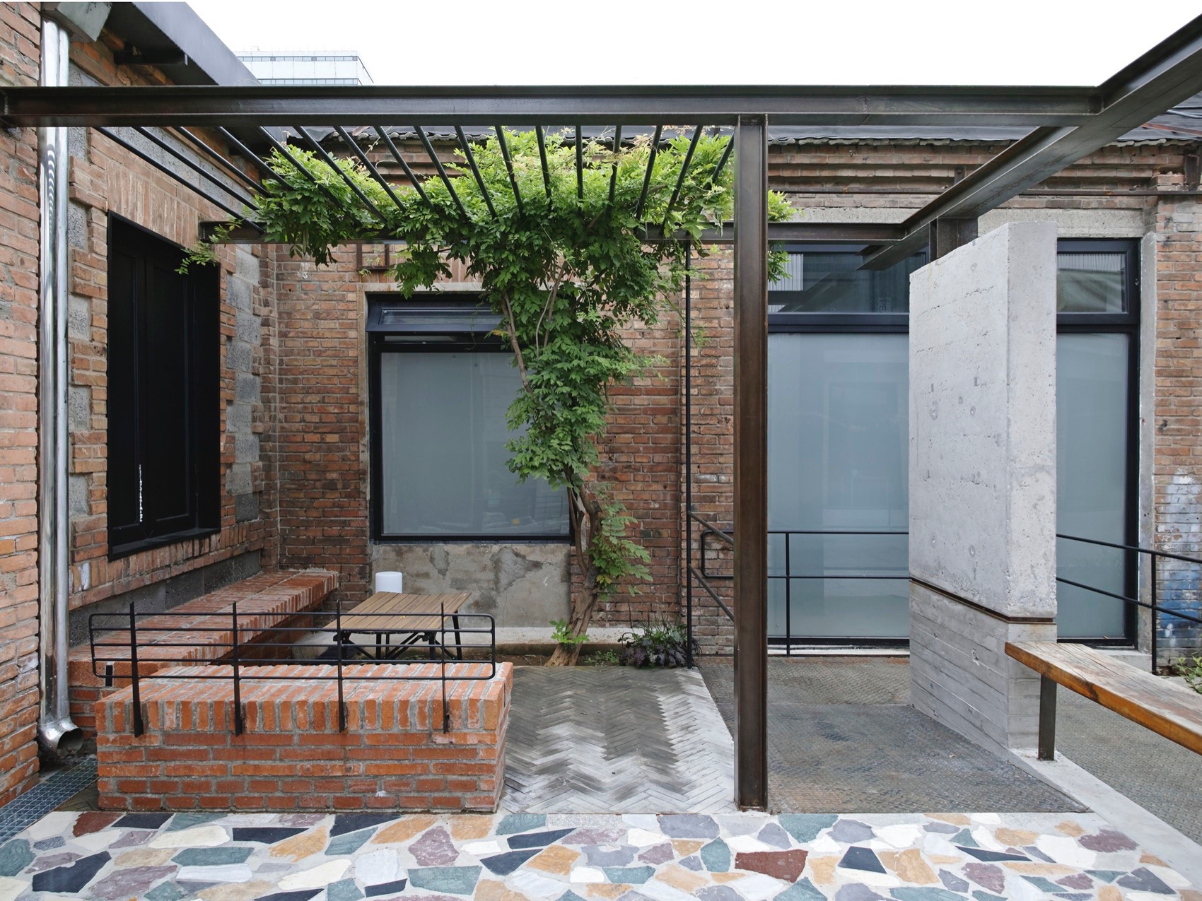 Concrete-Screen Courtyard of Wind H Art Center 751 (Phase 2 & Phase 3 ...