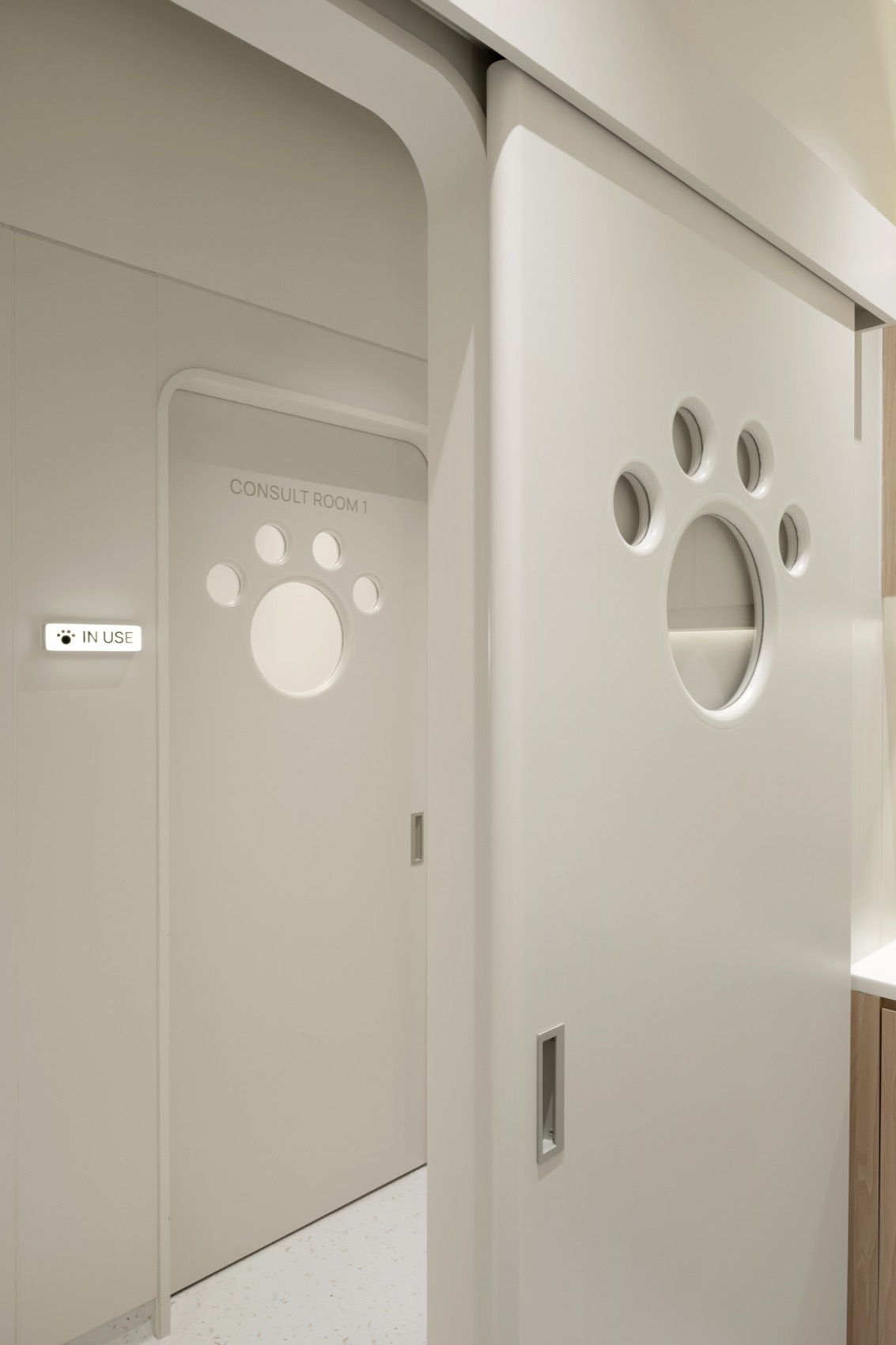 Hong Kong SAA Veterinary Centre by Karv One Design - 谷德设计网