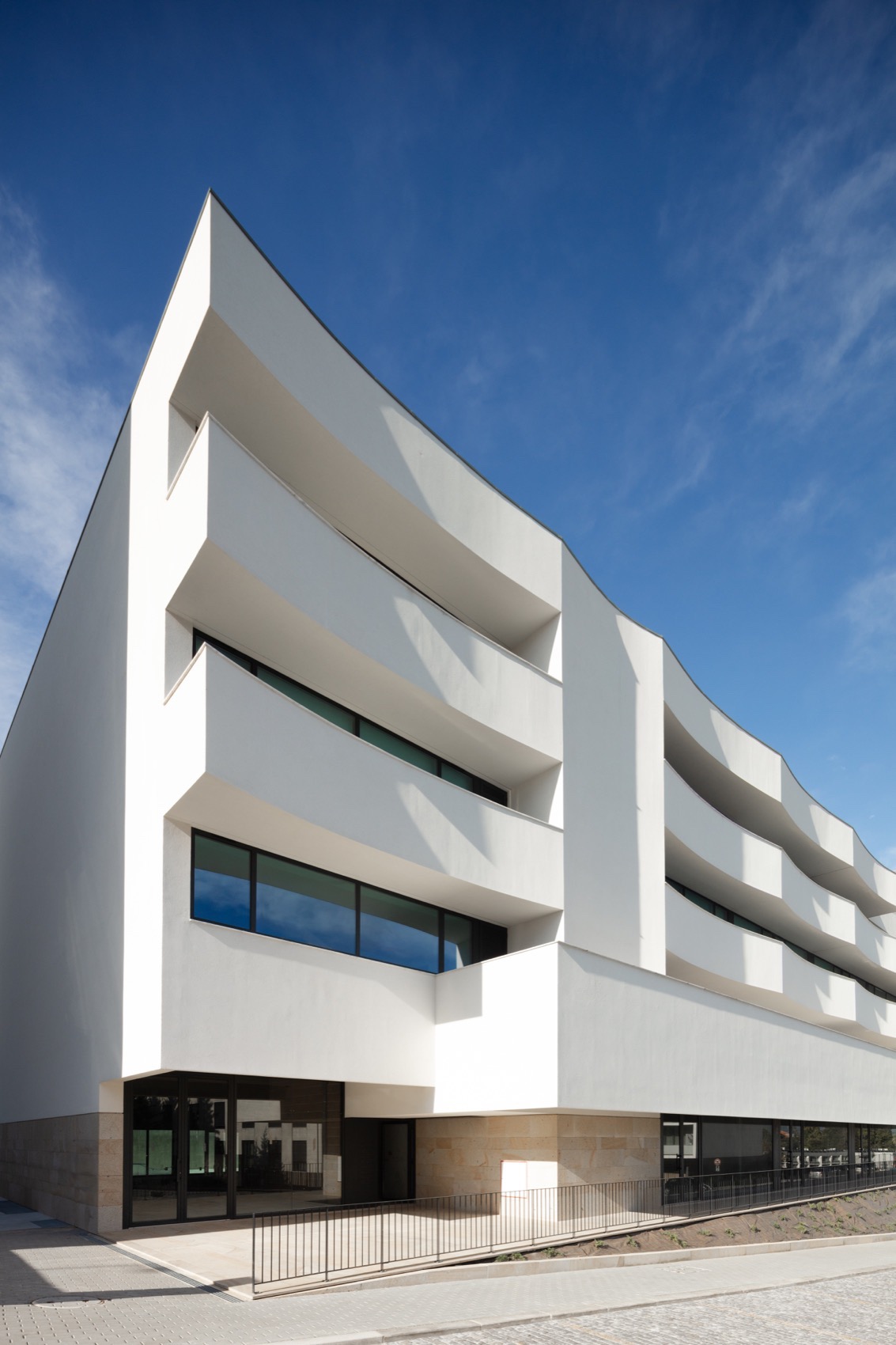 AURORA 10 BULDING by Tiago do Vale Architects - 谷德设计网