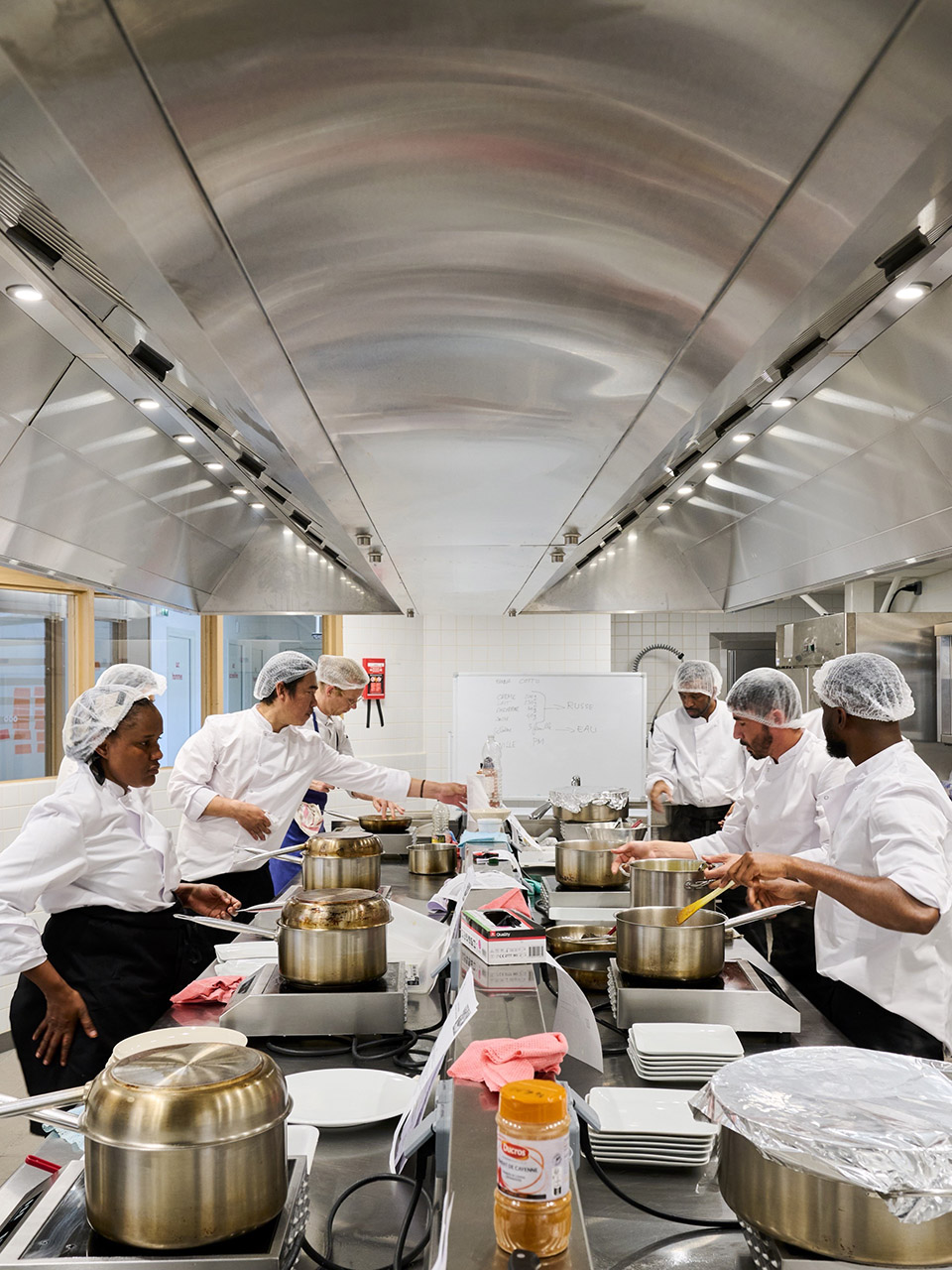Cooking school for migrants by FREAKS - 谷德设计网
