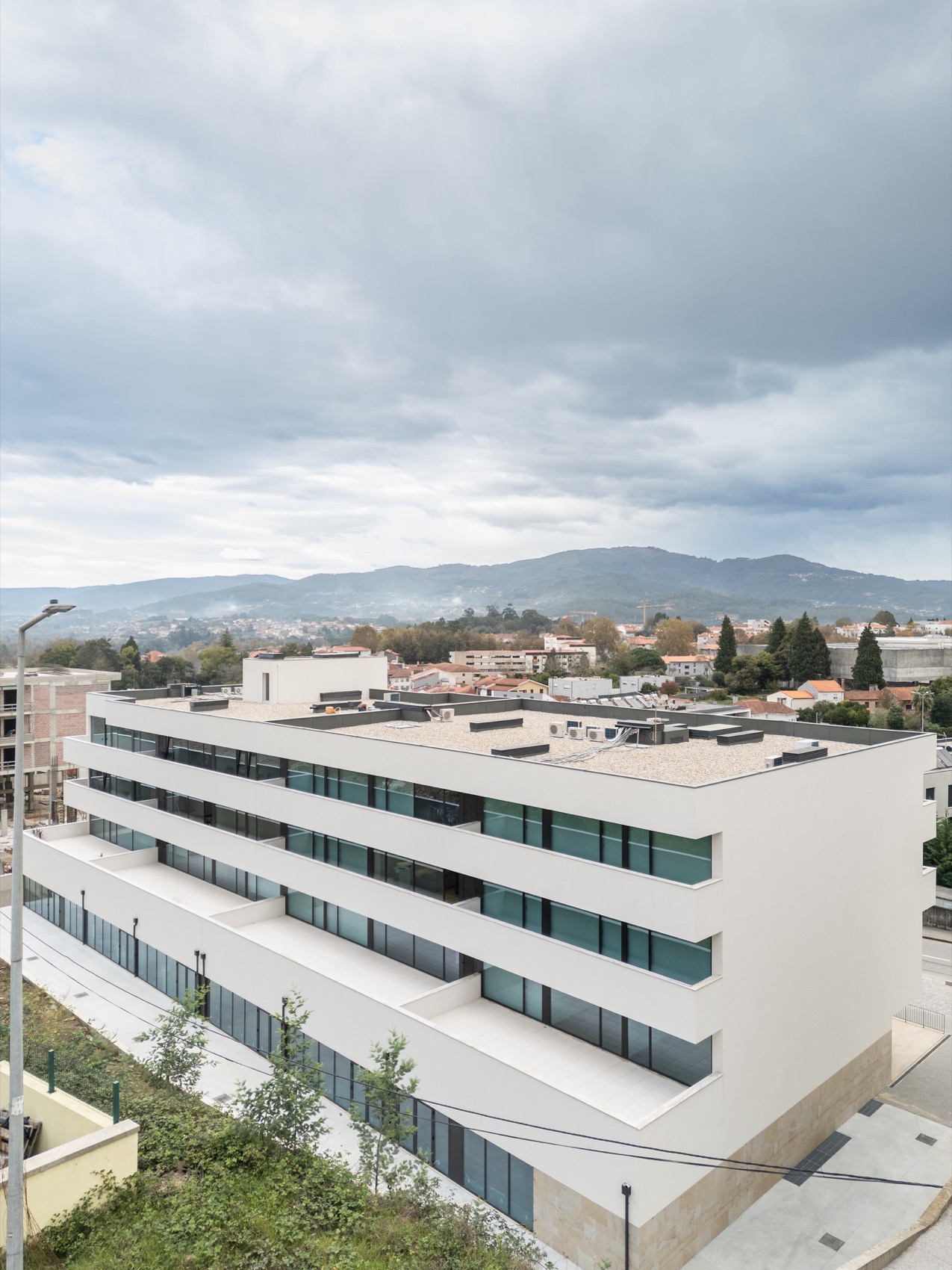 AURORA 10 BULDING by Tiago do Vale Architects - 谷德设计网