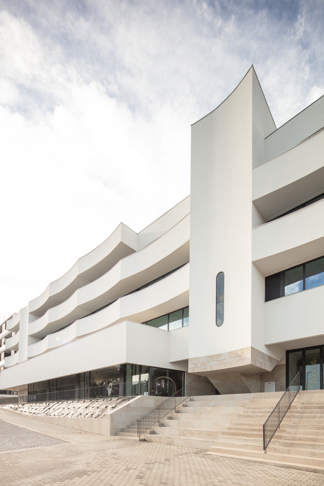 AURORA 10 BULDING by Tiago do Vale Architects - 谷德设计网