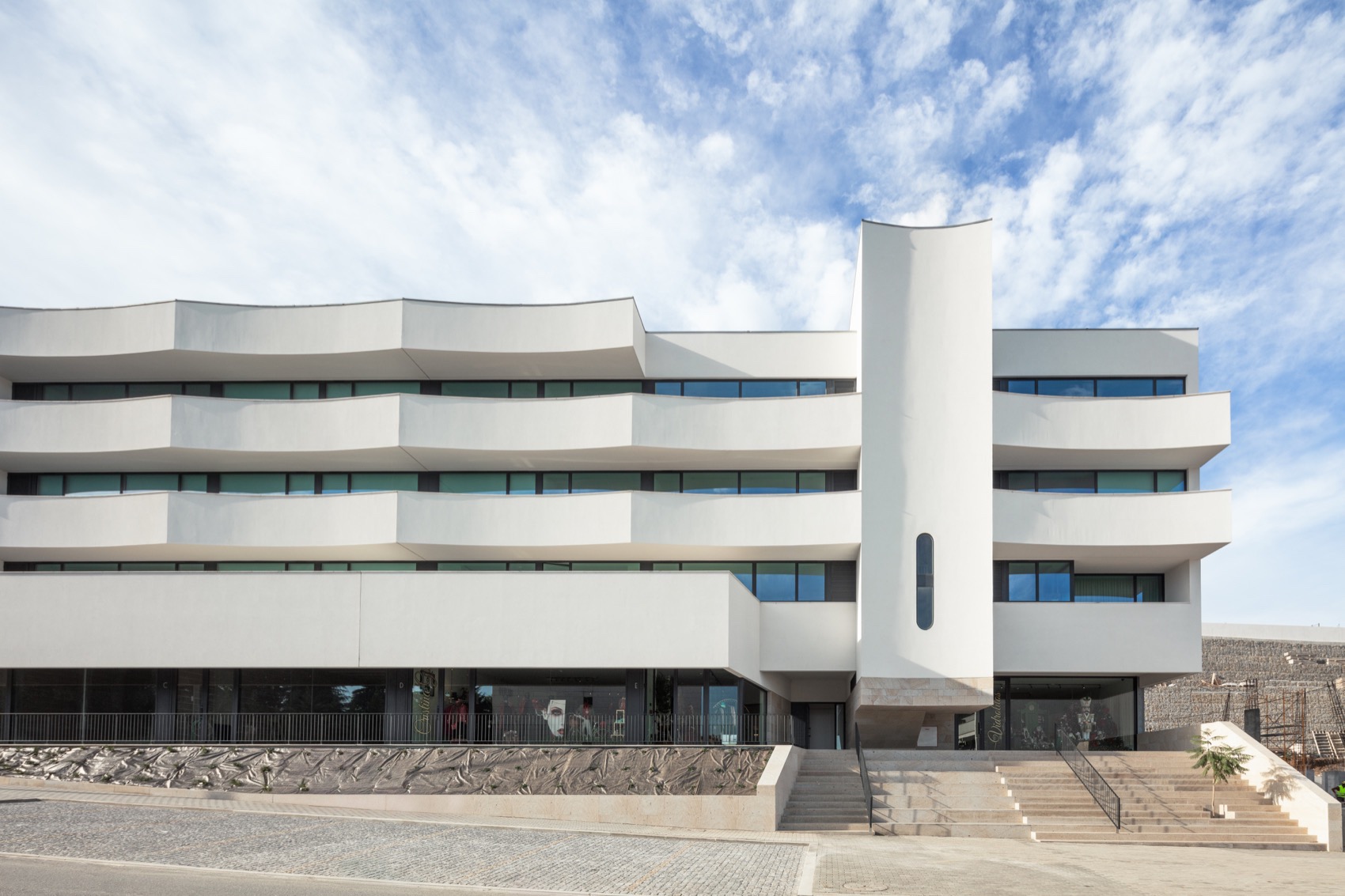 AURORA 10 BULDING by Tiago do Vale Architects - 谷德设计网