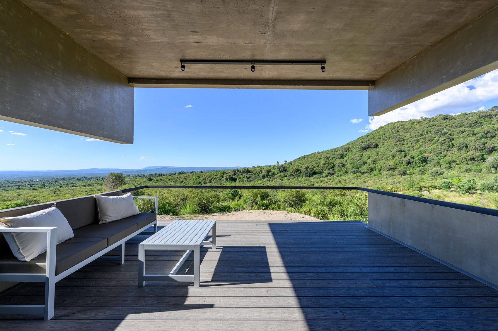 Lodge JR by Arq. Paul Dragicevic - 谷德设计网