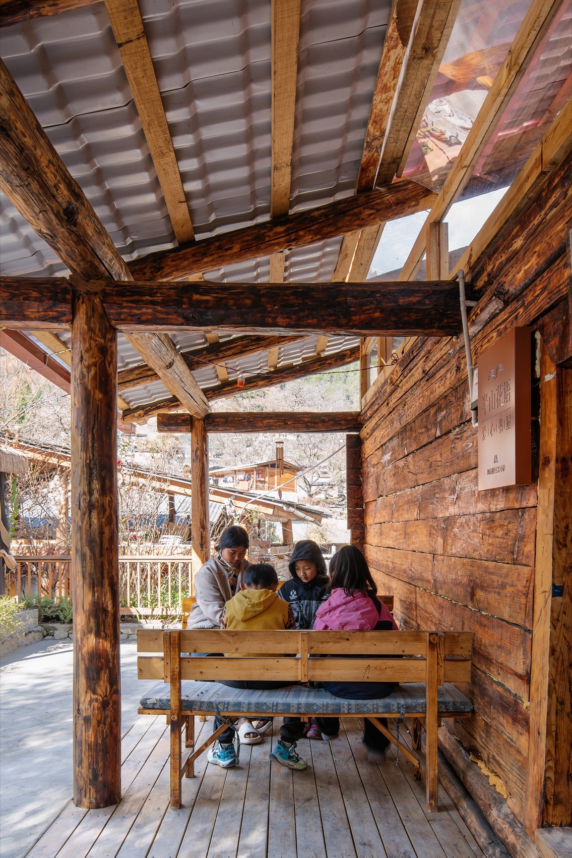 “Flower on Hillside” Community Library by STEPS Architecture - 谷德设计网