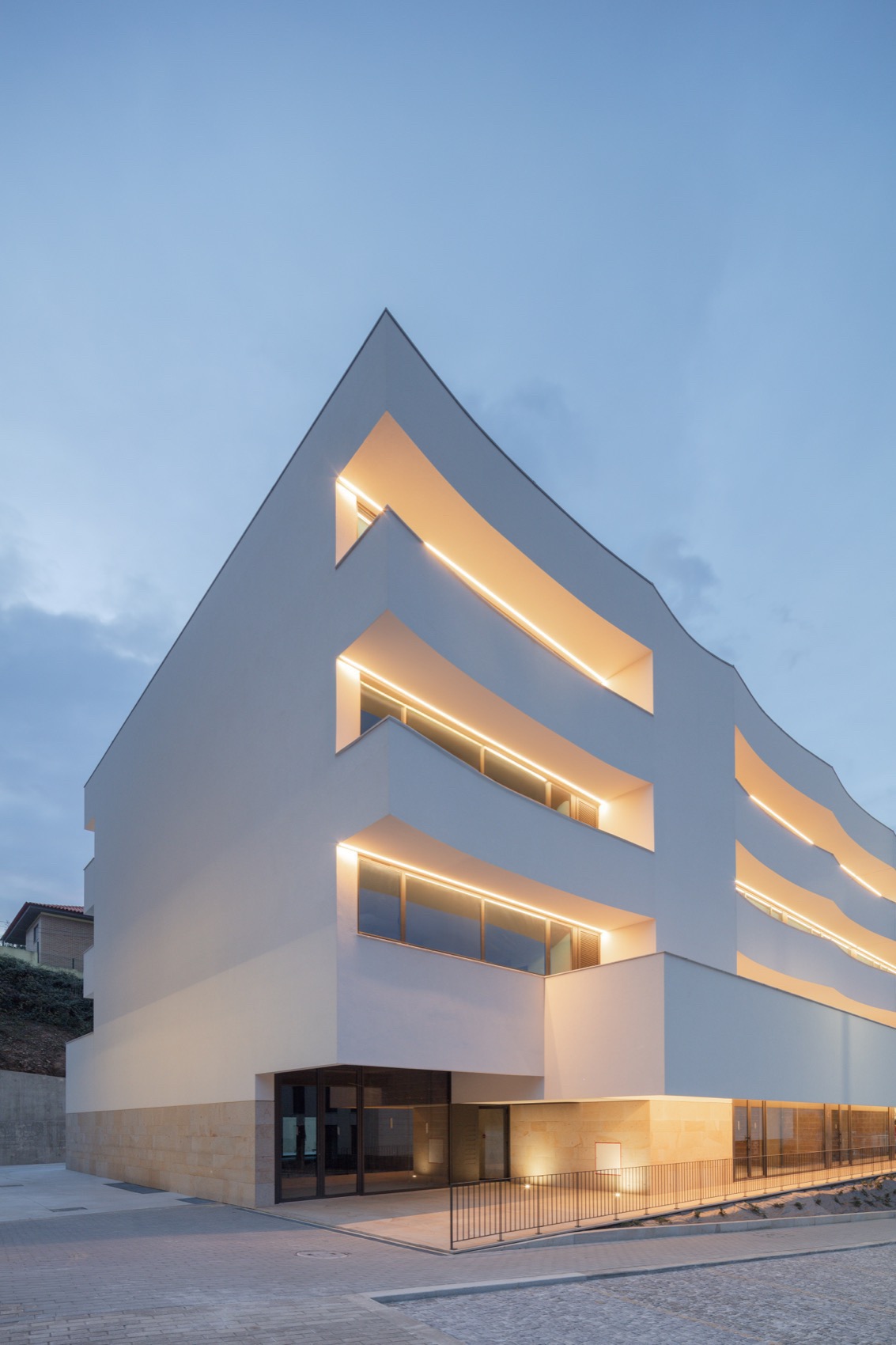 AURORA 10 BULDING by Tiago do Vale Architects - 谷德设计网