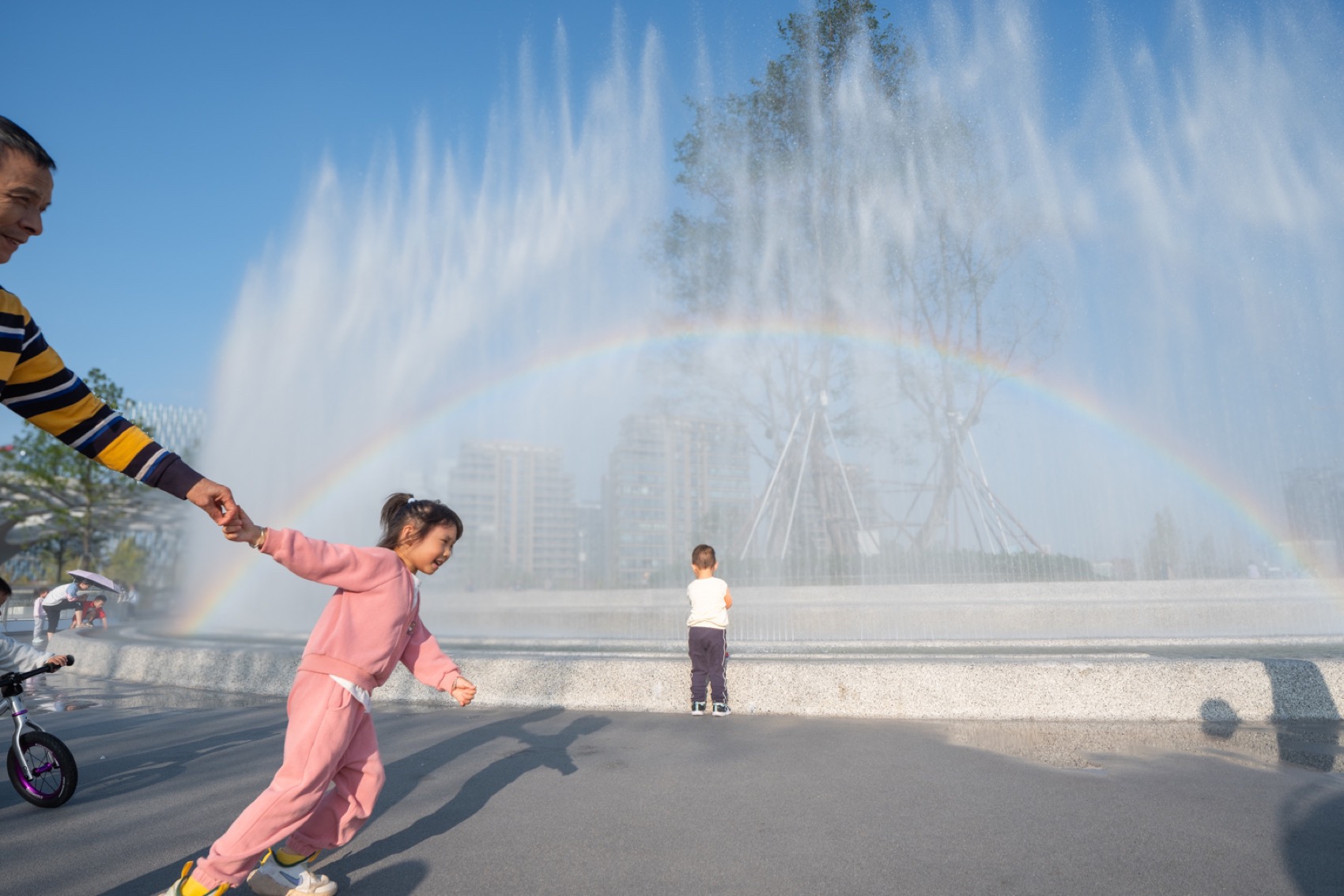 Landscape Design of the Jiaozi Pedestrian Bridge Park in Chengdu by ...