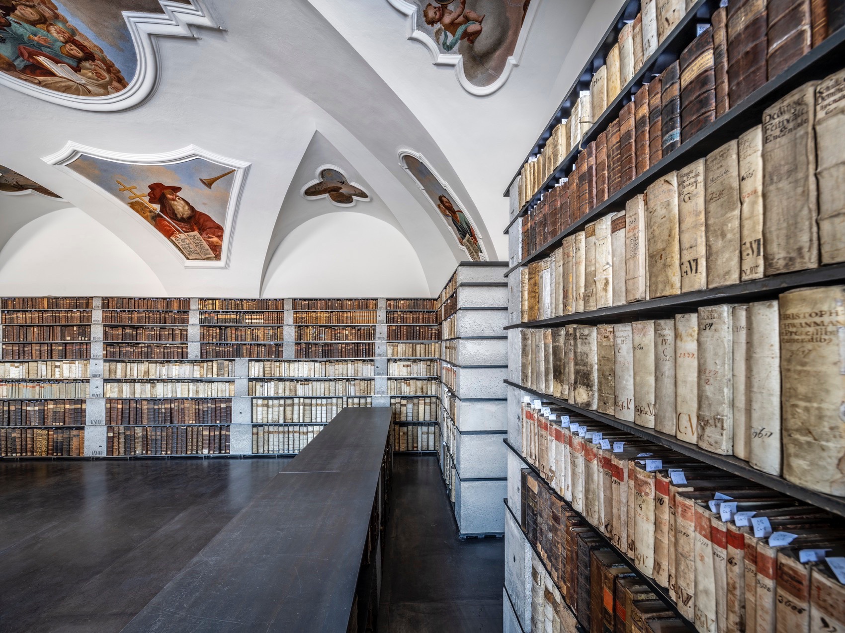 Library in the monastery Želiv by Šépka architekti - 谷德设计网