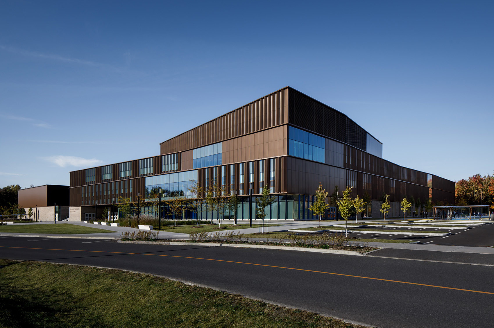 École secondaire du Bosquet by MSDL Architectes - 谷德设计网