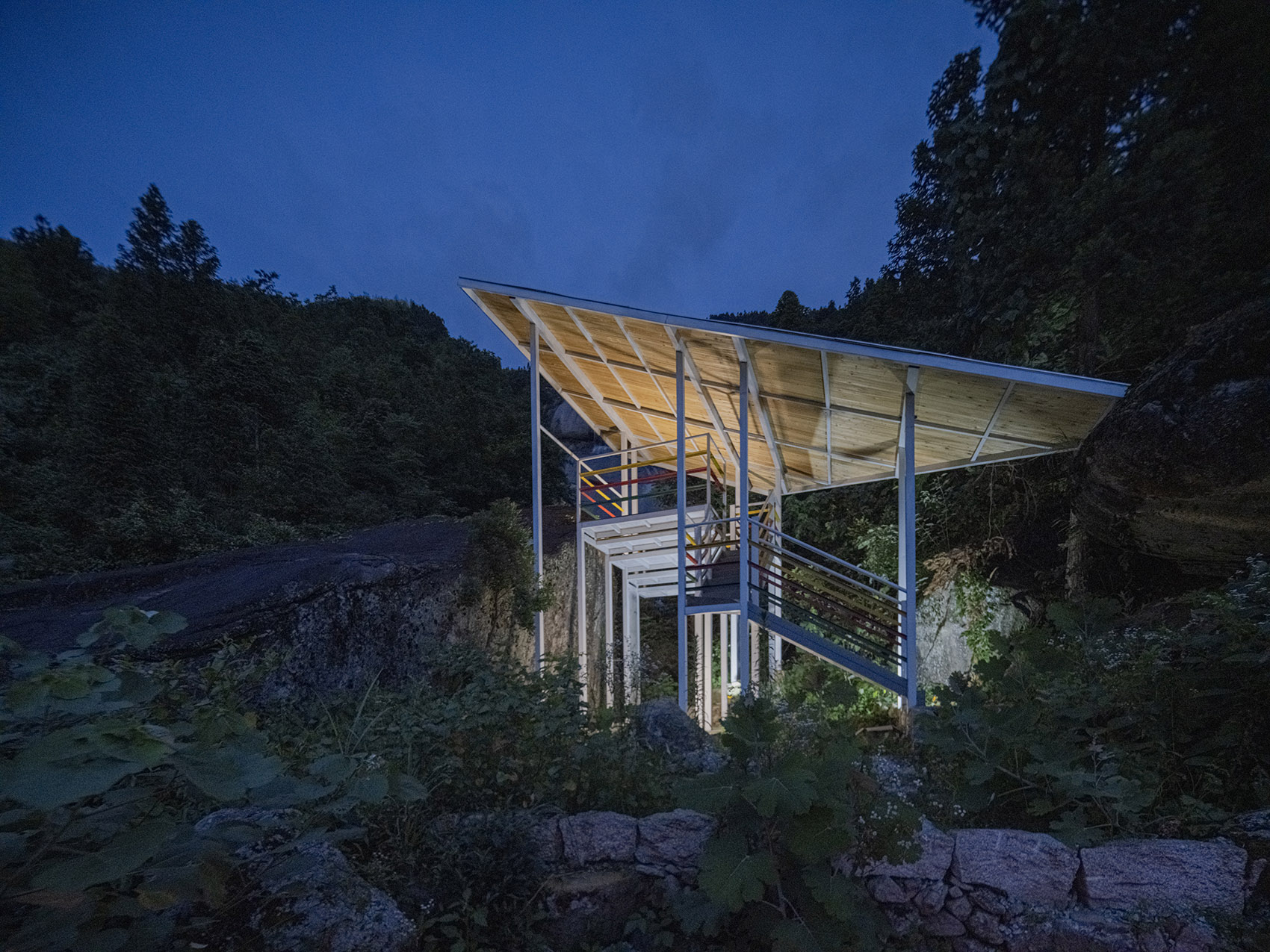 Linear steel pavilion group between the stone waterfalls in Baishuidong ...