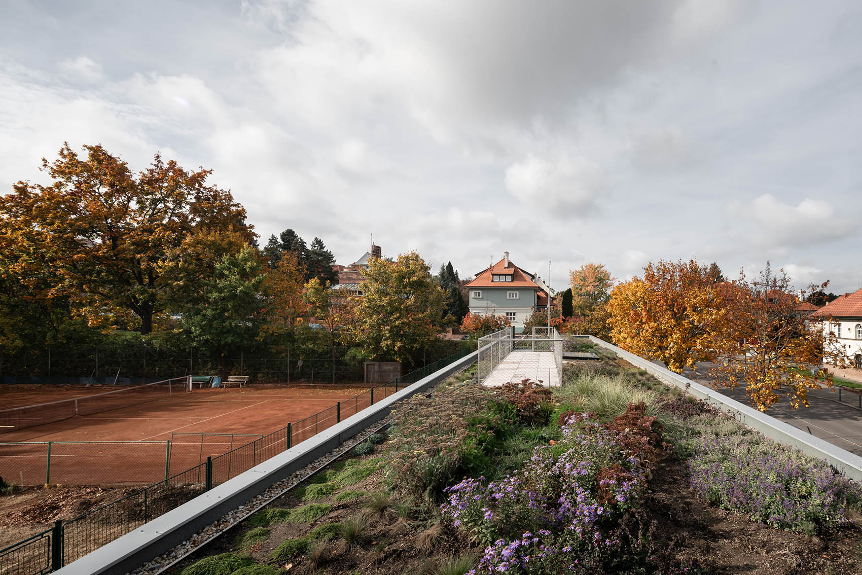 Beseda Ořechovka Tennis Club by Pavel Hnilička Architects+Planners - 谷德设计网