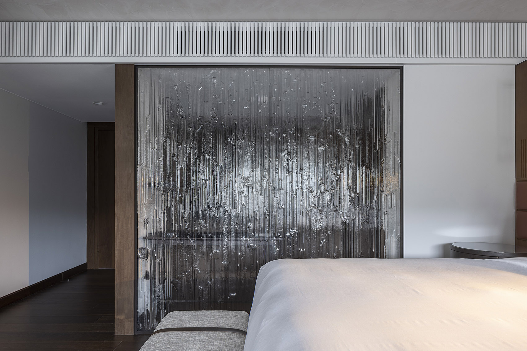 Fairmont Golden Prague glass wall by Lasvit - 谷德设计网
