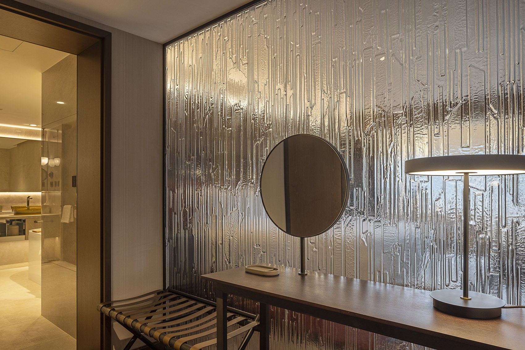 Fairmont Golden Prague glass wall by Lasvit - 谷德设计网