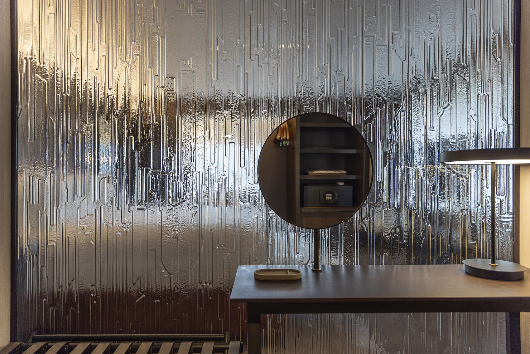 Fairmont Golden Prague glass wall by Lasvit - 谷德设计网