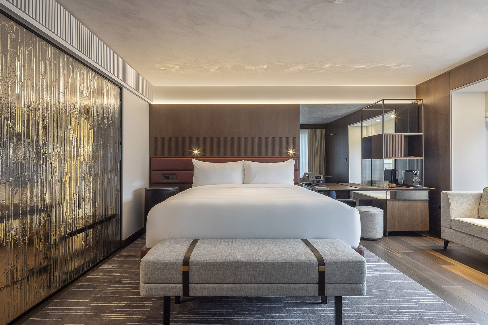 Fairmont Golden Prague glass wall by Lasvit - 谷德设计网