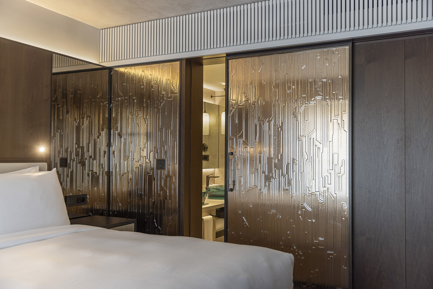 Fairmont Golden Prague glass wall by Lasvit - 谷德设计网