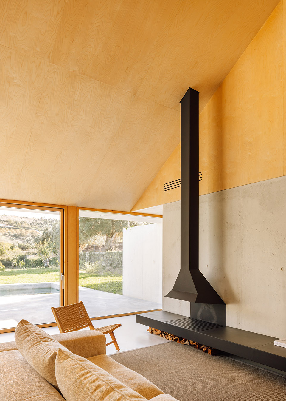 House in Serra do Louro by João Completo. Cimbre - 谷德设计网