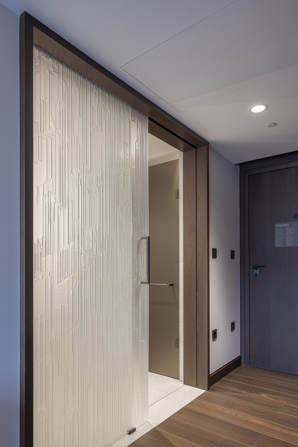 Fairmont Golden Prague glass wall by Lasvit - 谷德设计网